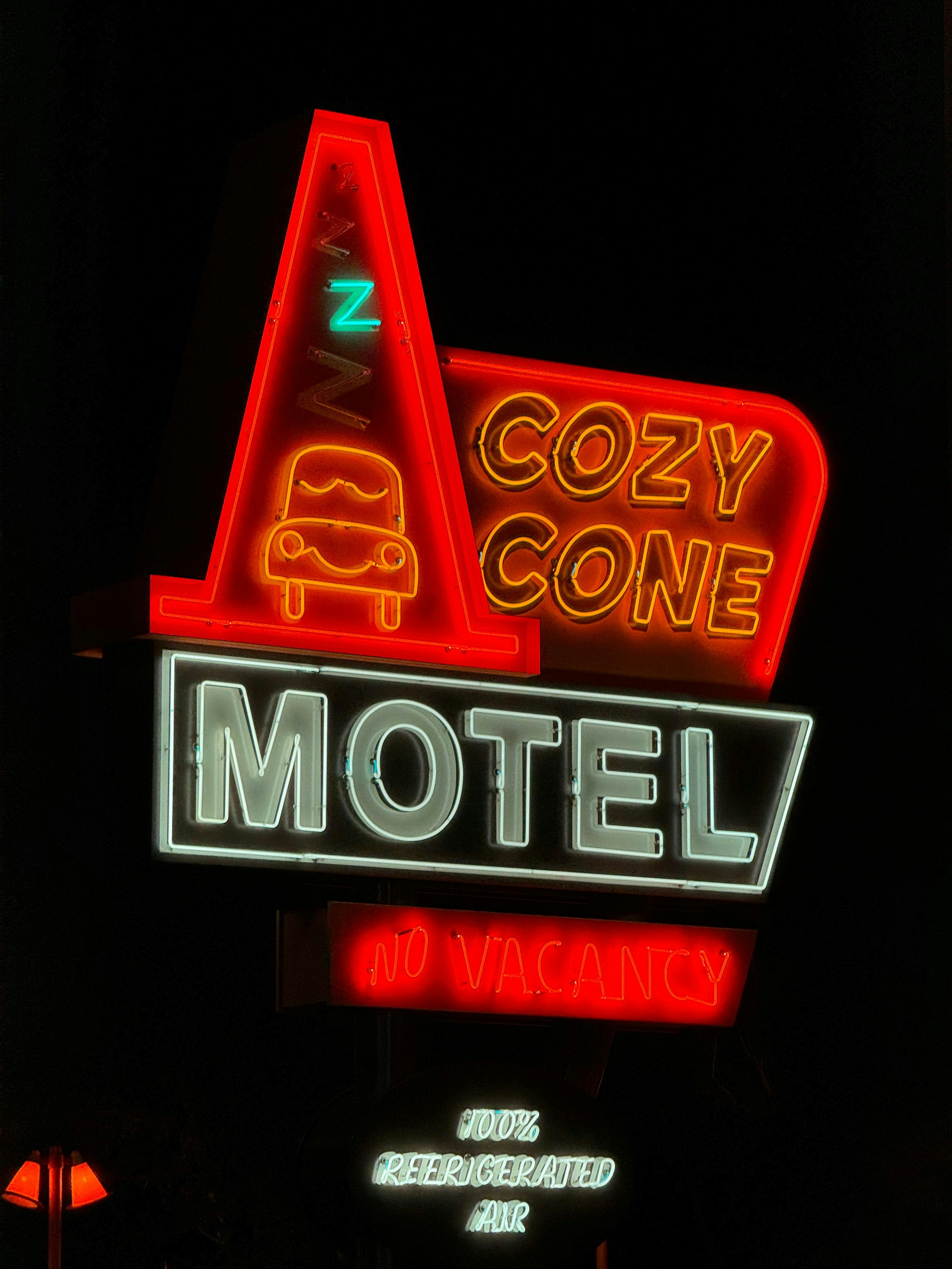 A motel sign lit up in the dark photo – Free Hotel Image on Unsplash