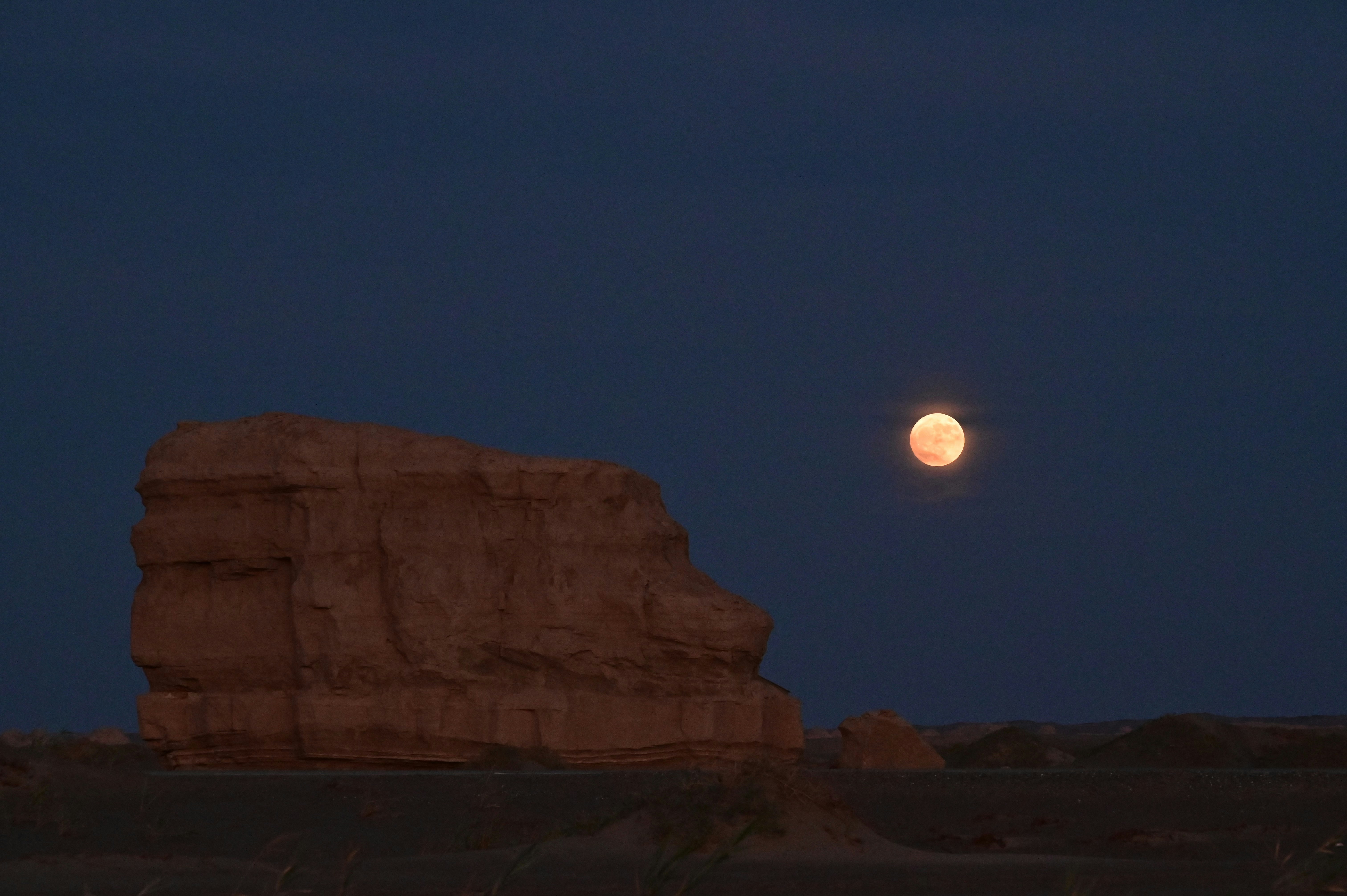 Foto Bulan purnama terbenam di atas formasi batuan – Gambar Bulan ...