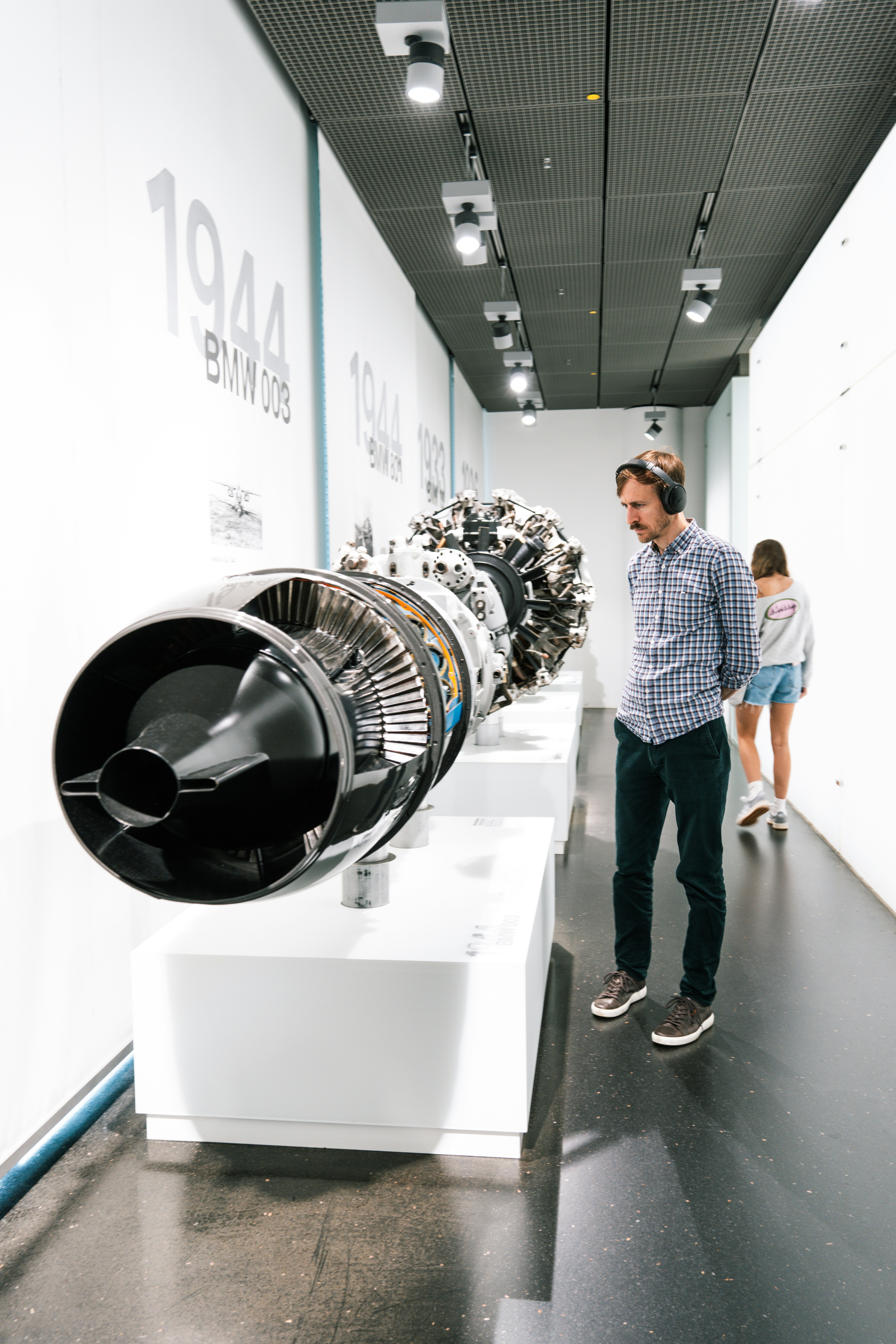 A couple of people that are looking at a machine photo – Free Man Image ...