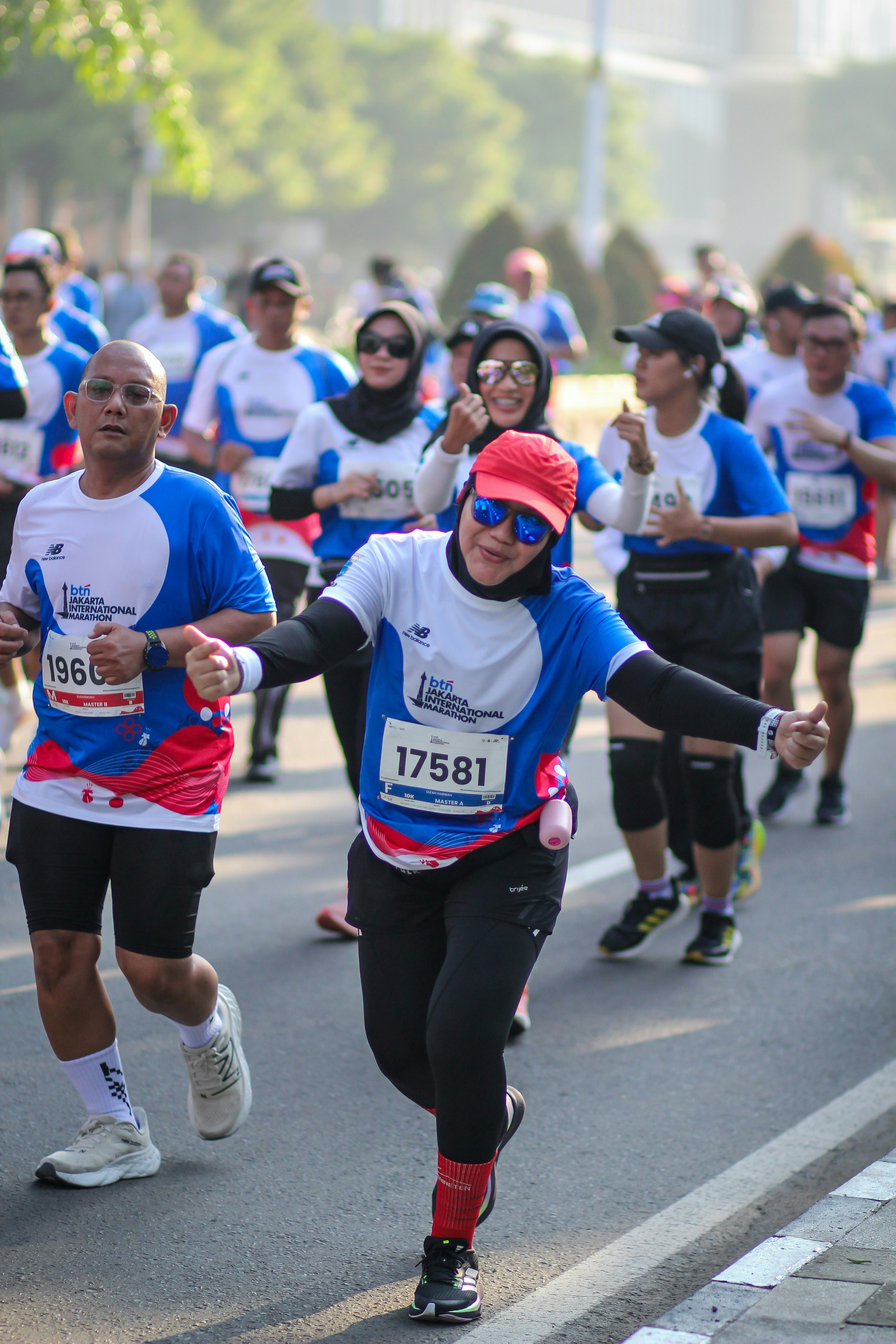 Red-Capped Front-Runner Leads the Blues-and-Whites in a City Marathon