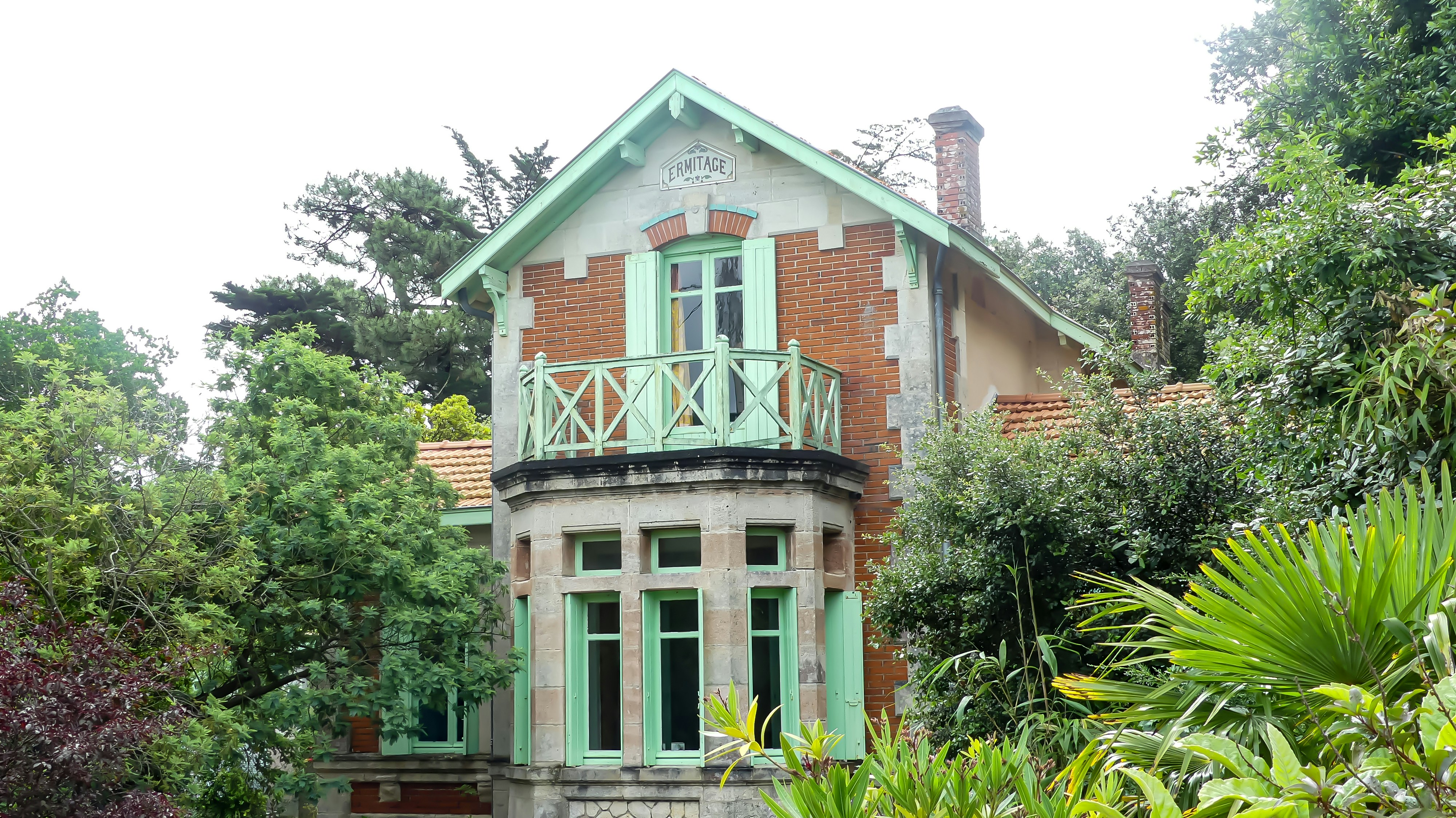 Emerald Trim Cottage Bristling with Greenery