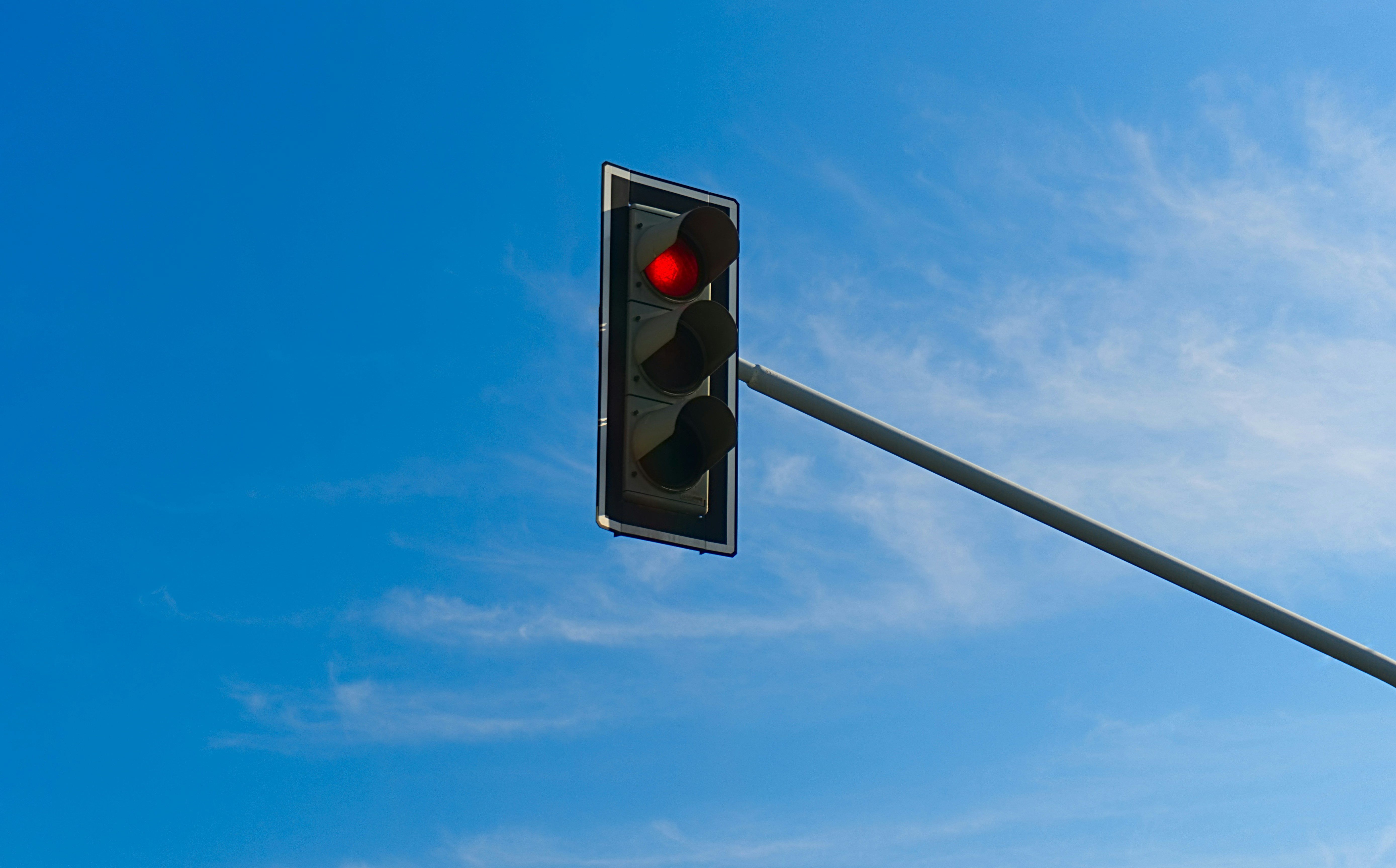 A traffic light on a pole with a sky background photo – Free Traffic ...