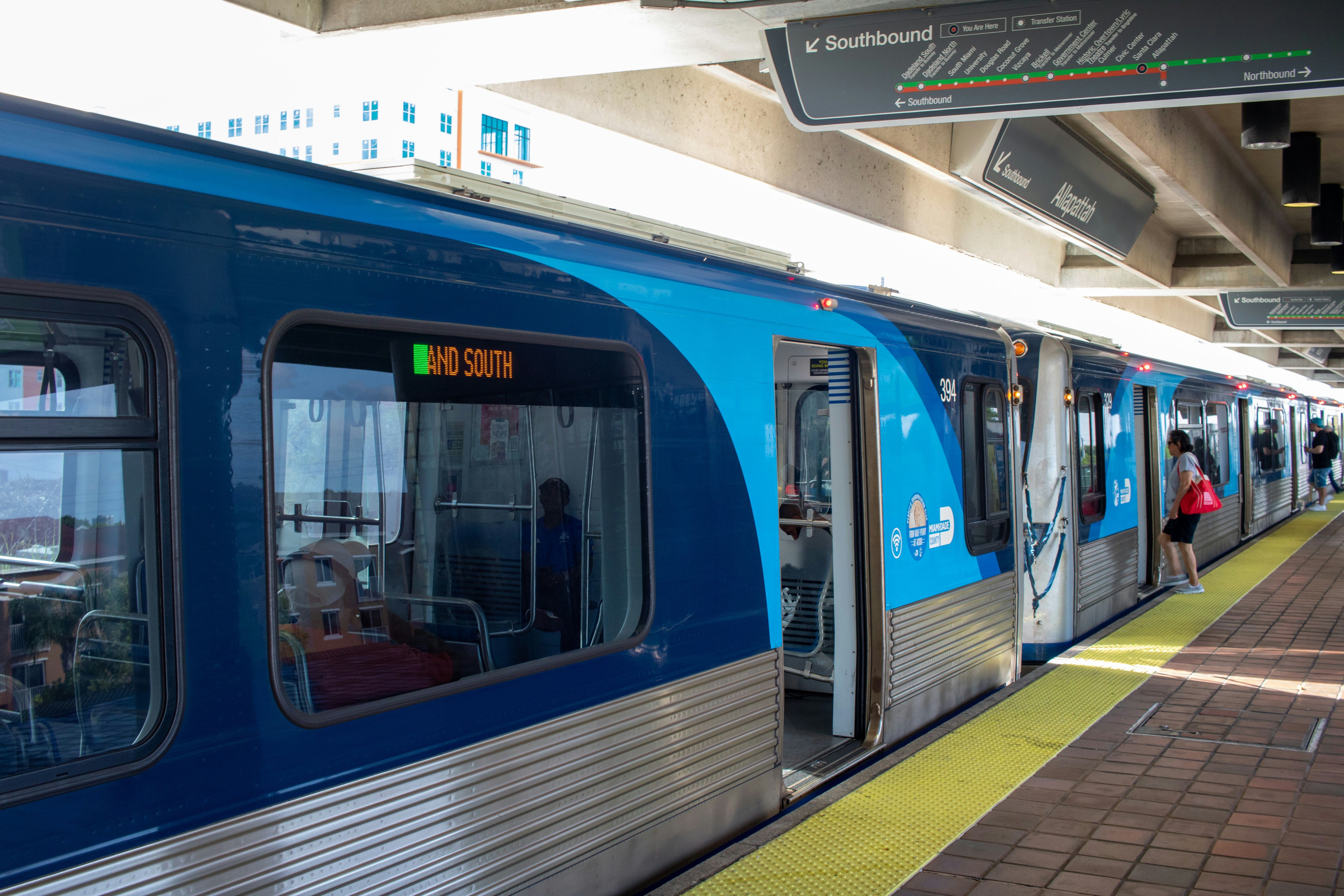 A blue and silver train at a train station photo – Free Miami Image on ...