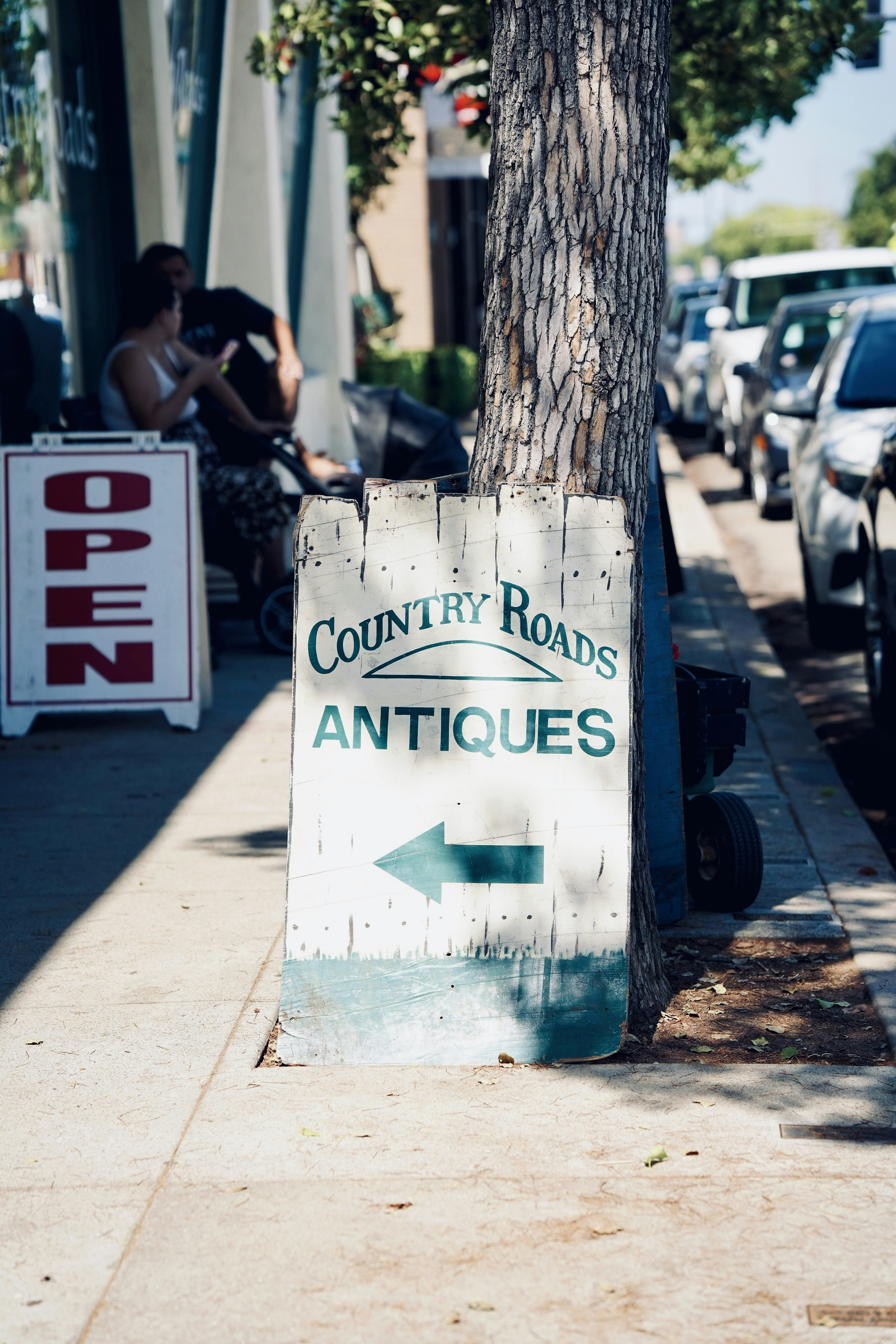 Foto Tanda di pinggir jalan yang bertuliskan barang antik jalan ...