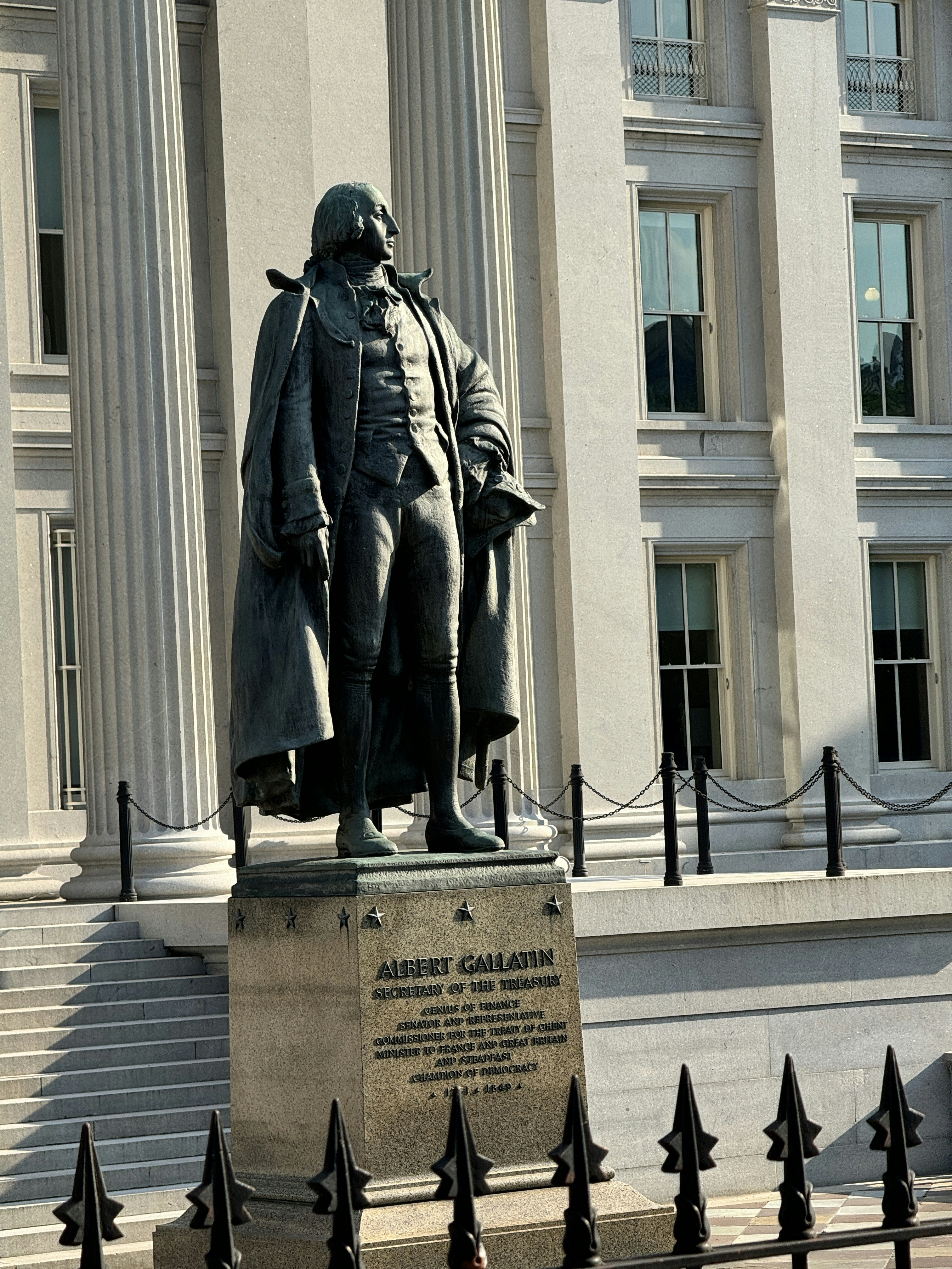 A statue of a man standing in front of a building photo – Free Statue ...