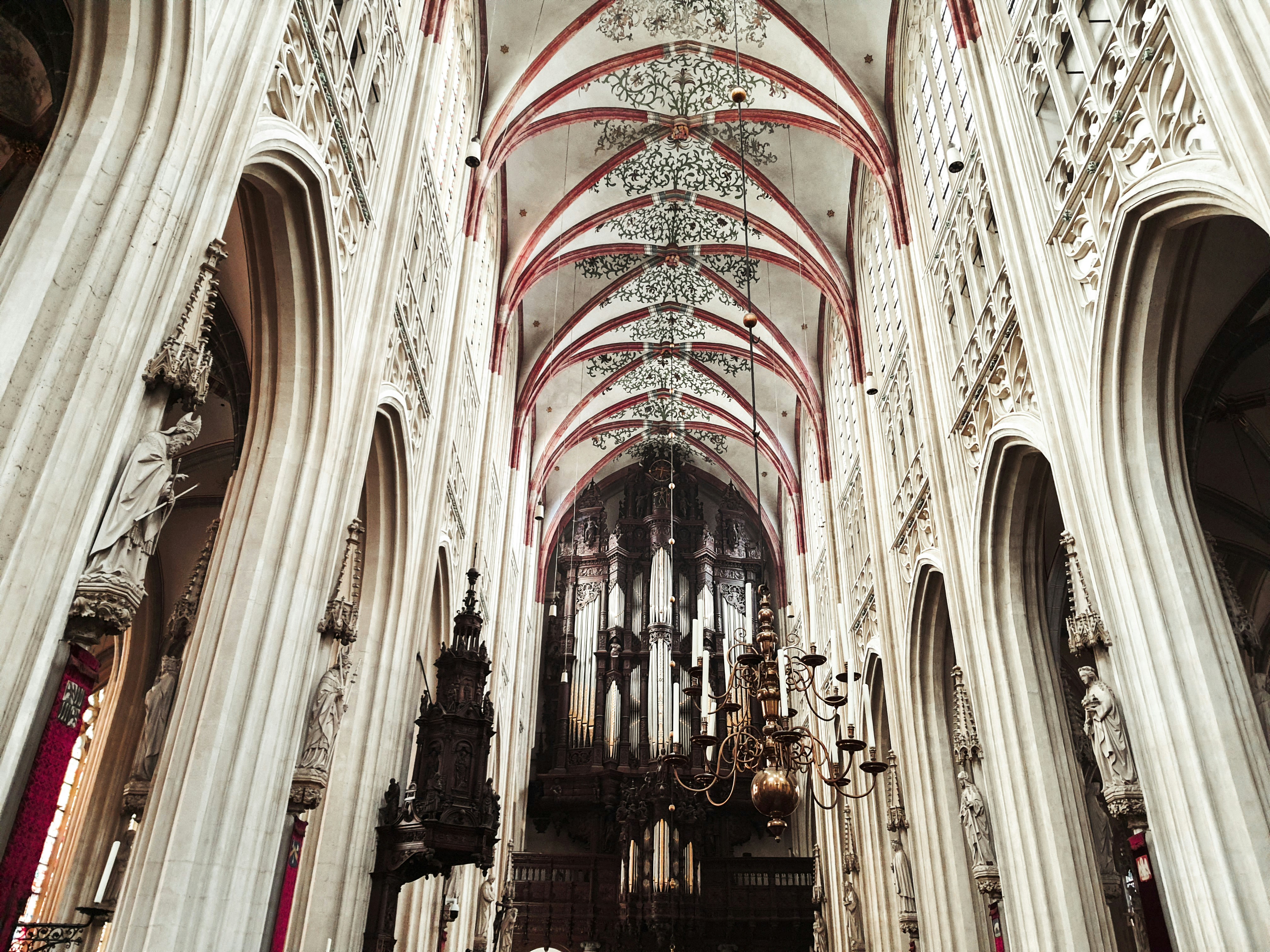 A large cathedral with a very tall ceiling photo – Free City Image on ...