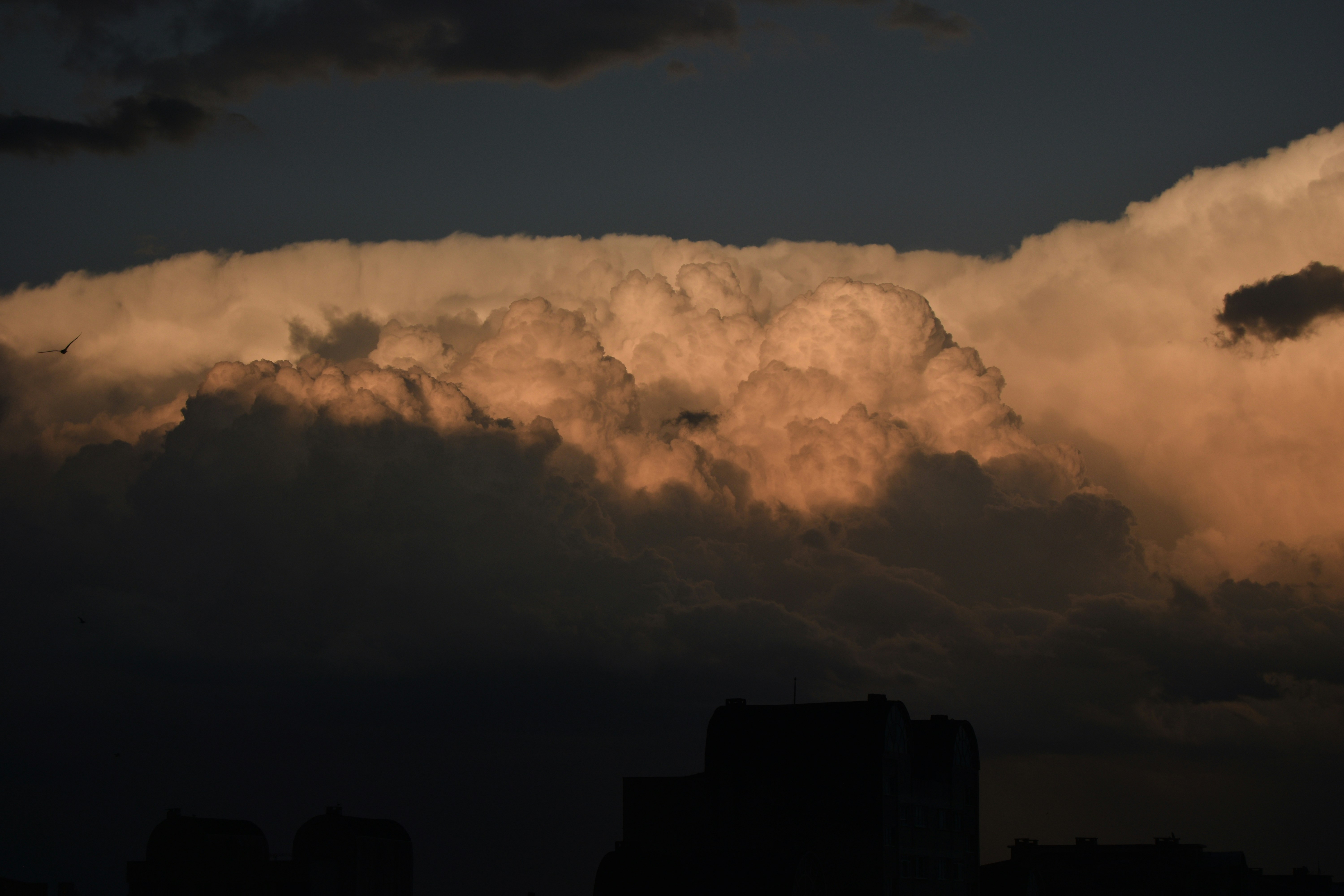 A very tall building under a cloudy sky photo – Free Sky Image on Unsplash
