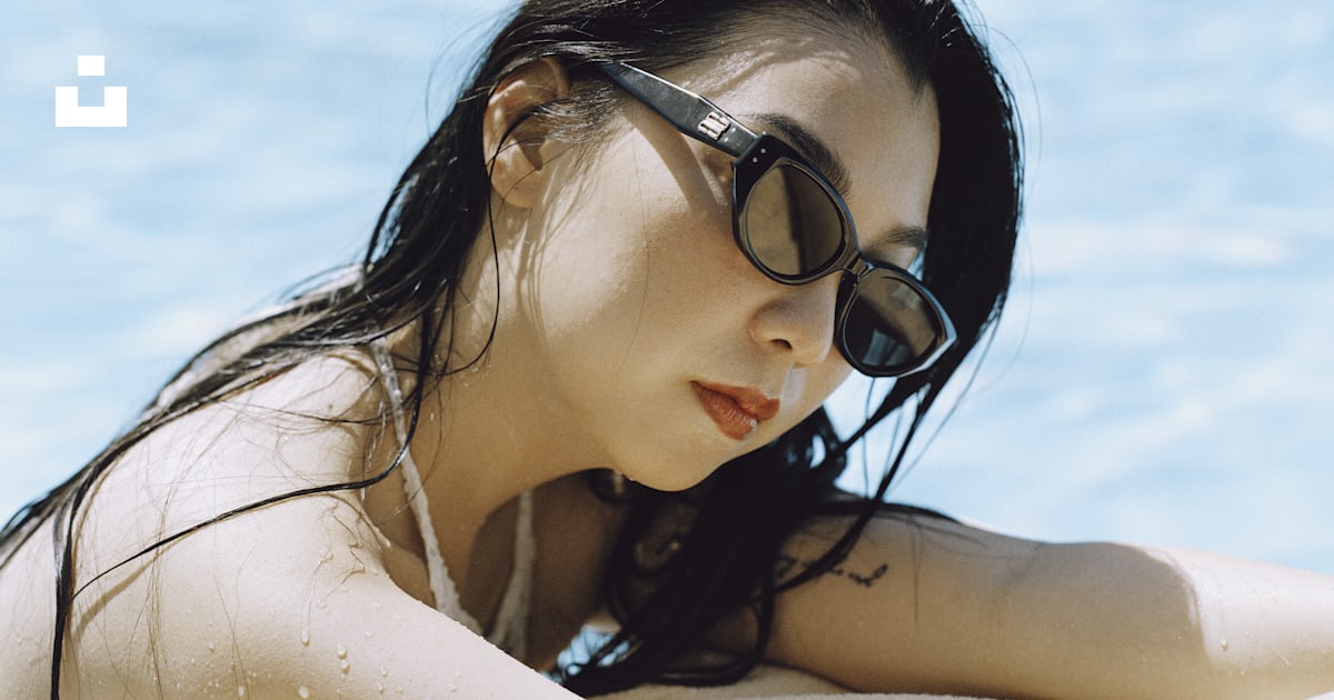 수영장 옆에서 수건 위에 누워 있는 비키니 차림의 여성 사진 Unsplash의 무료 필름 사진 이미지