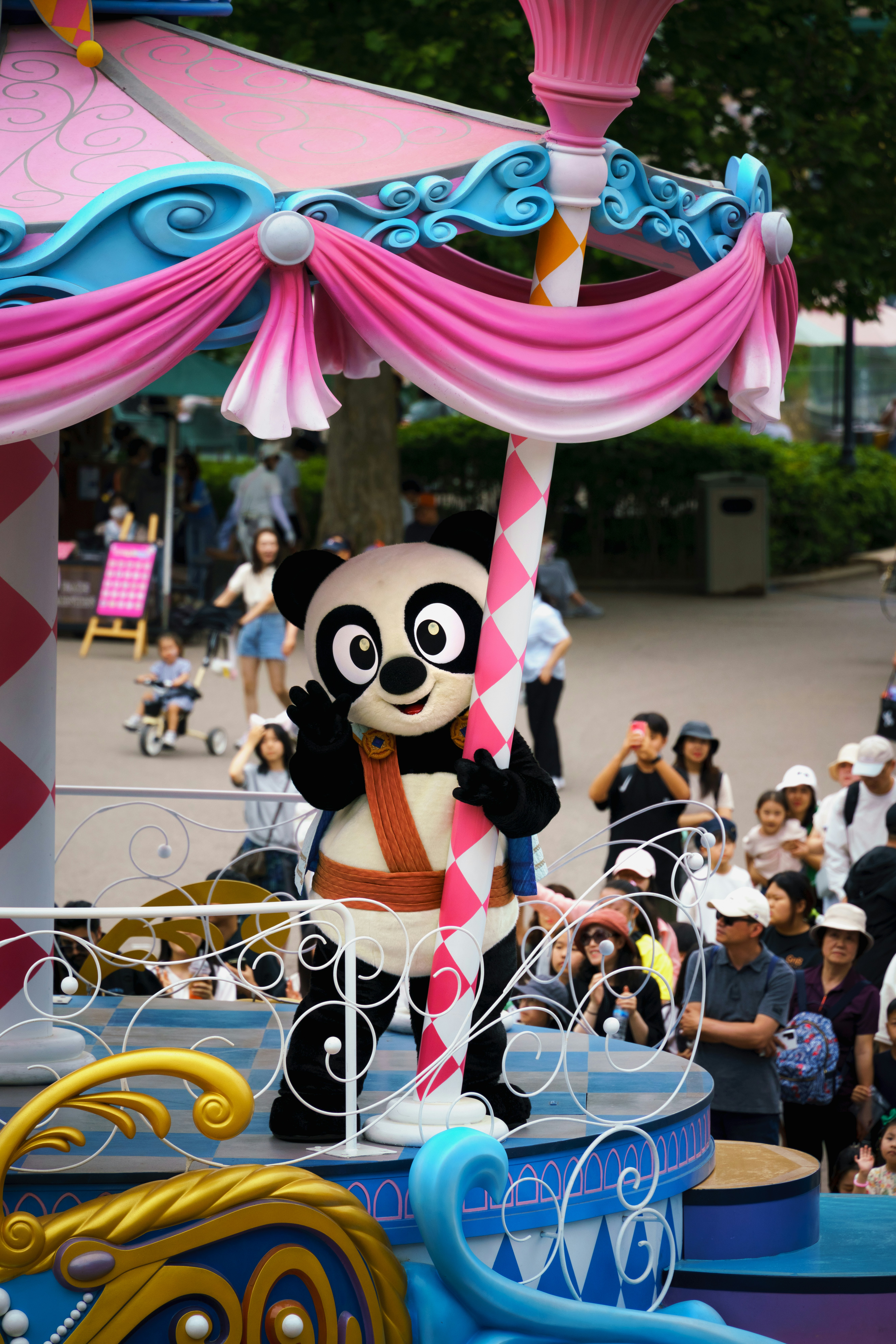 A parade float with a panda riding on top of it photo – Free Everland ...