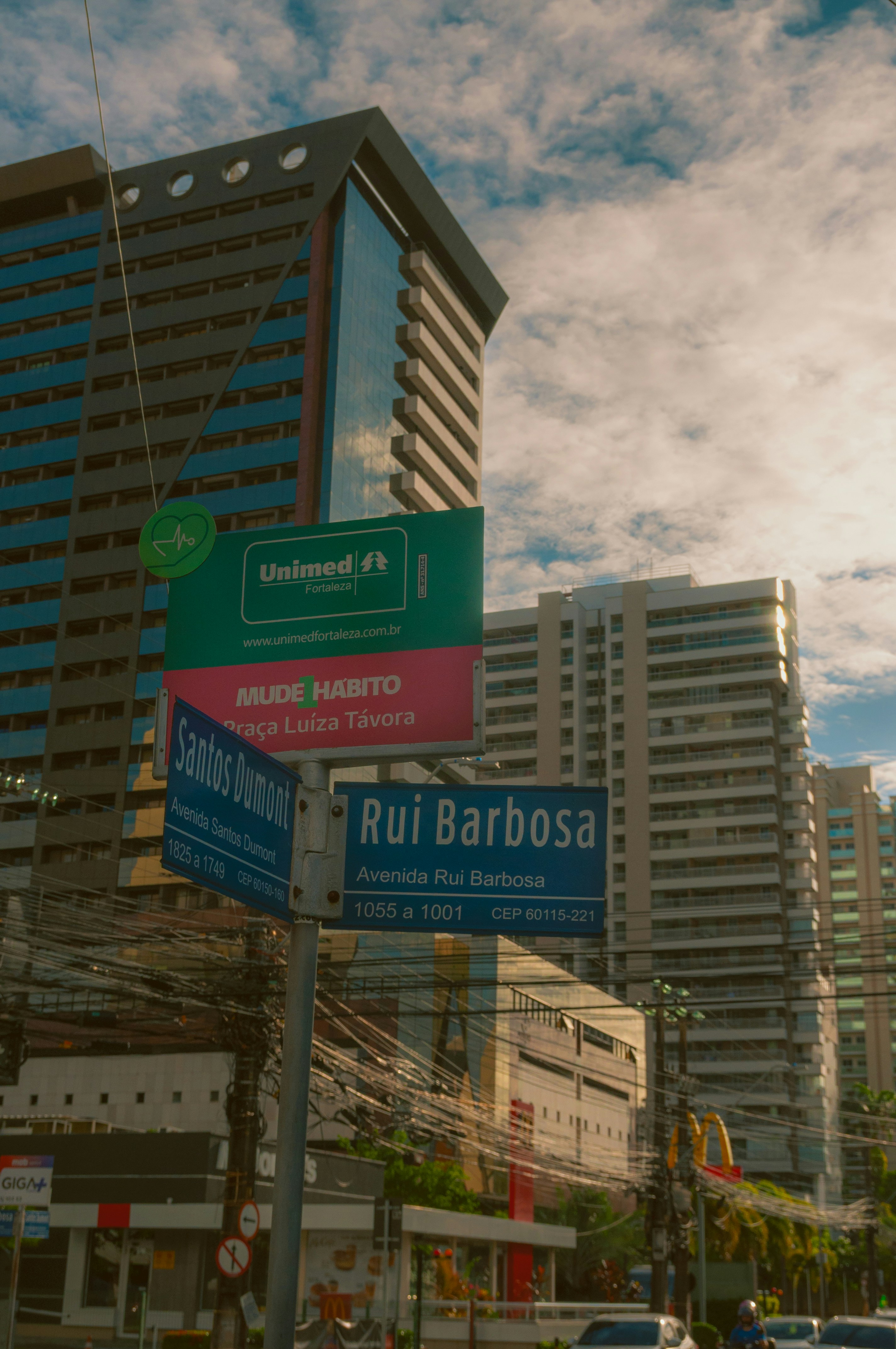 Urban Signposts Under a Sky of High-Rrise Geometry