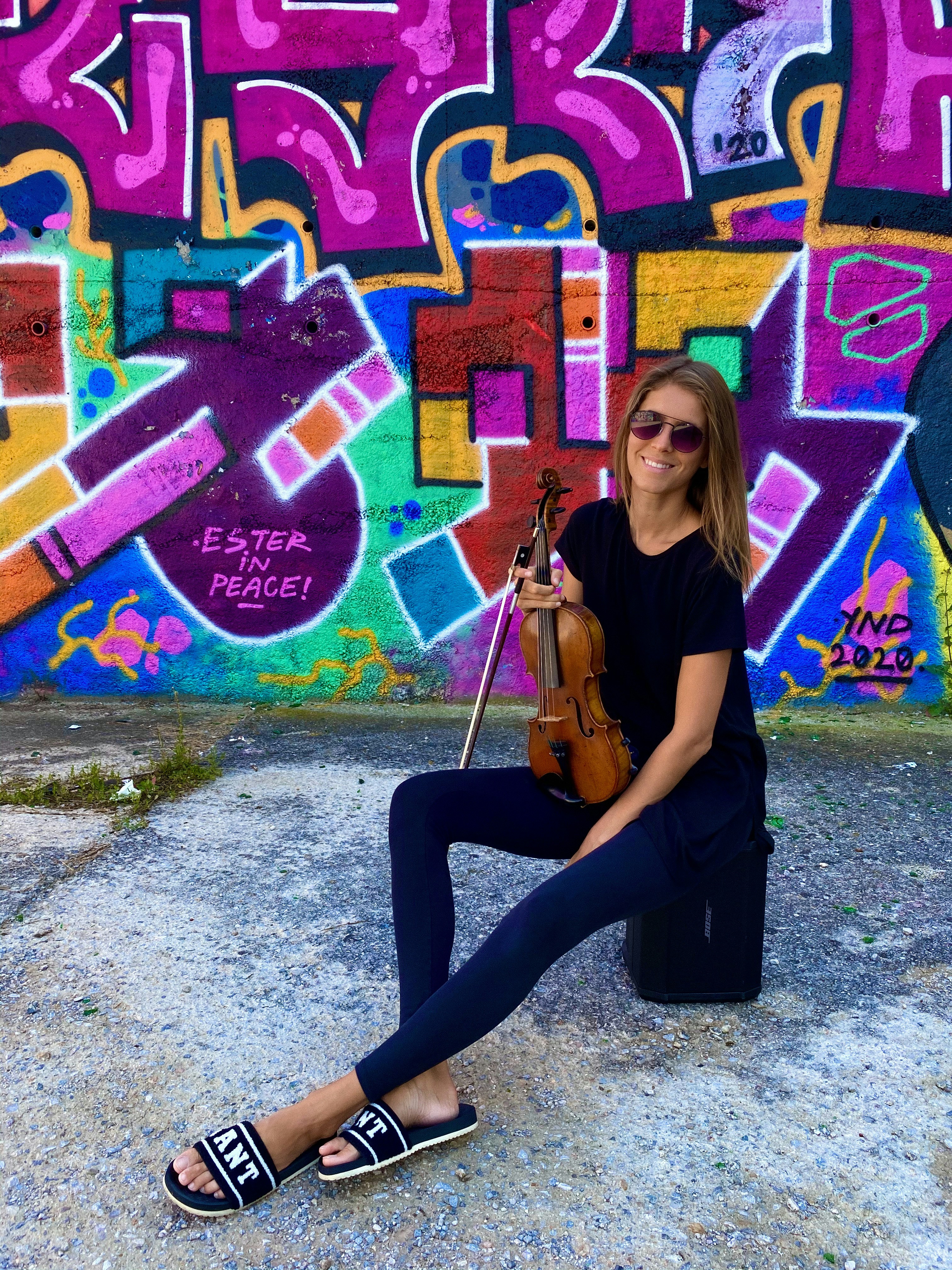 Strings Before Spray: A Violinist Against the Urban Graffiti