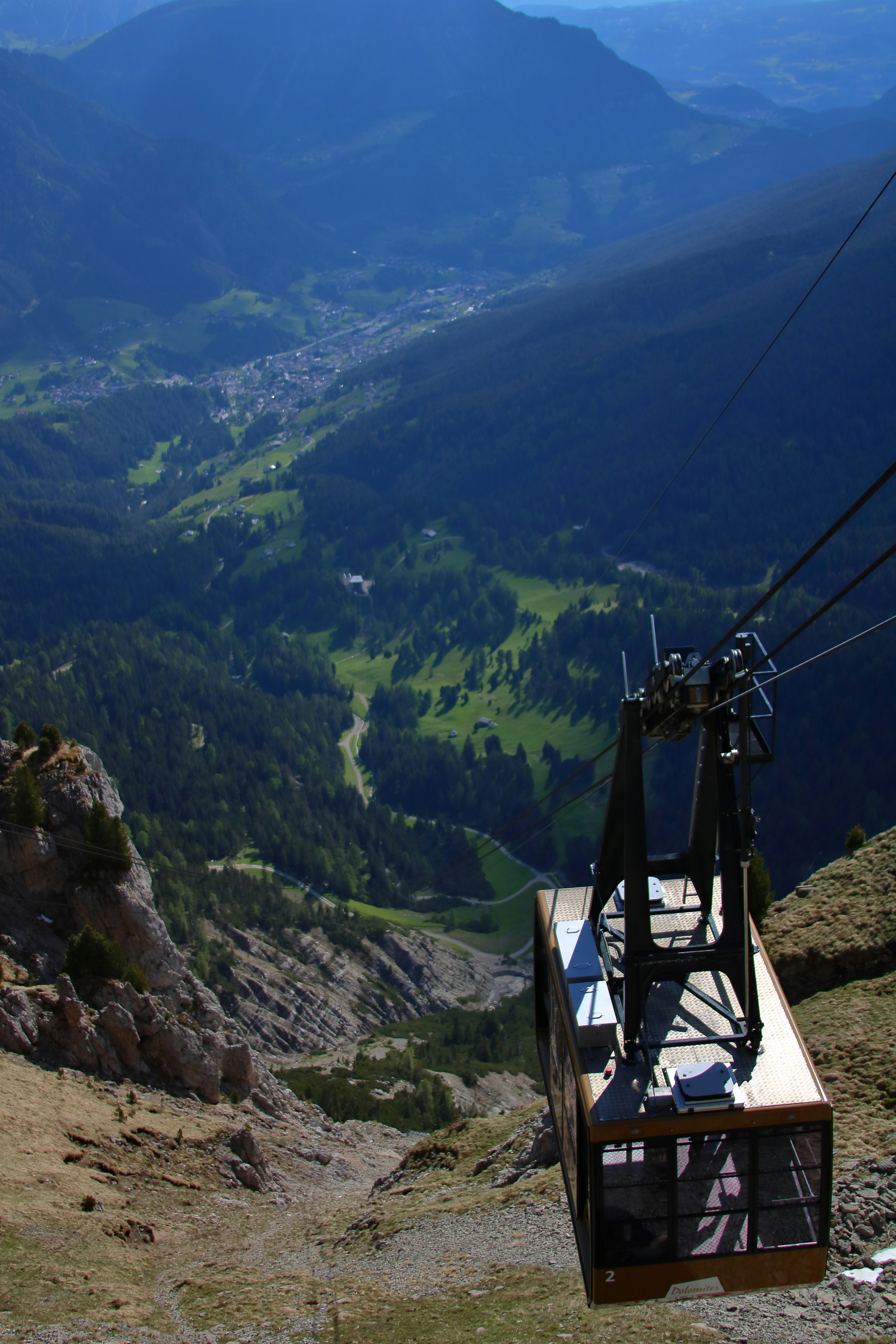 Cable car arriving at the Monte Seceda cable car station. Taken with a EF 28-135mm f/3.5-5.6 IS USM lens mounted on a Canon 2000D body.