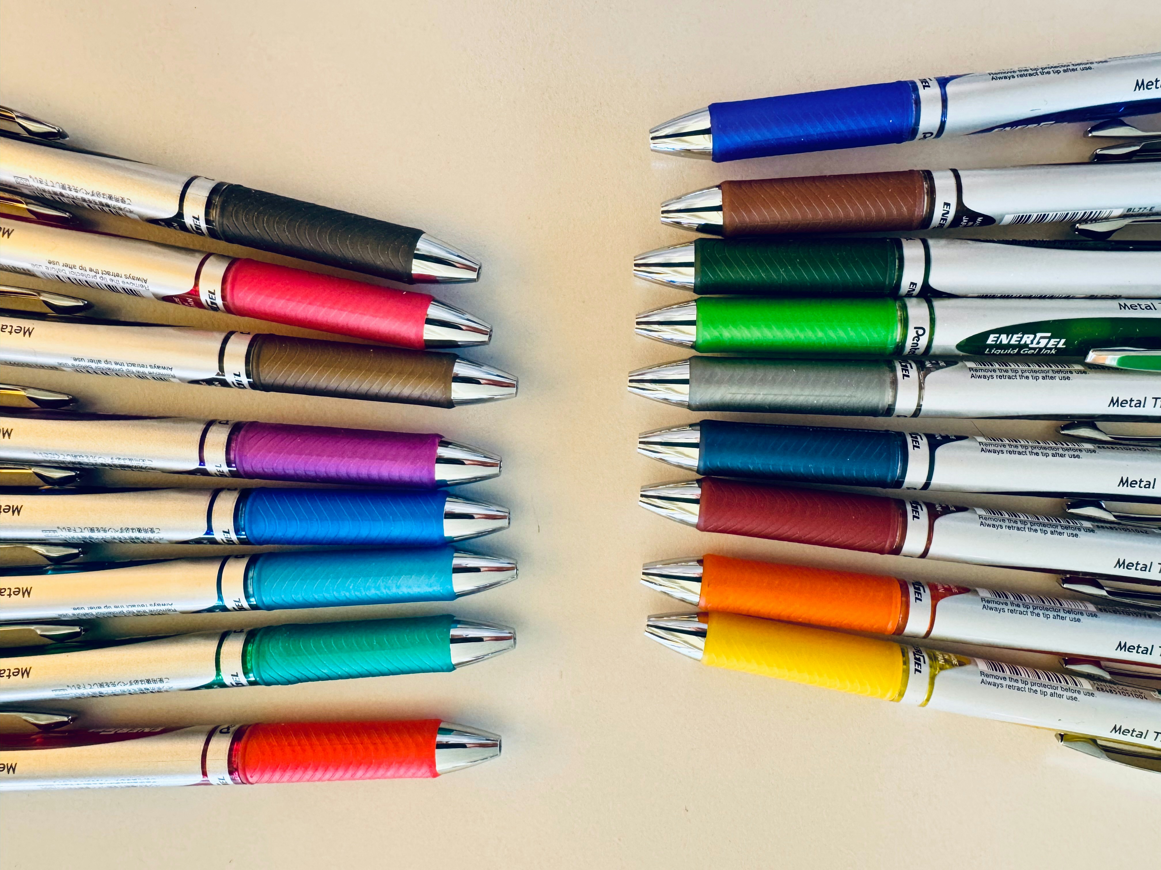 A bunch of pens lined up on a table photo – Free Pen Image on Unsplash