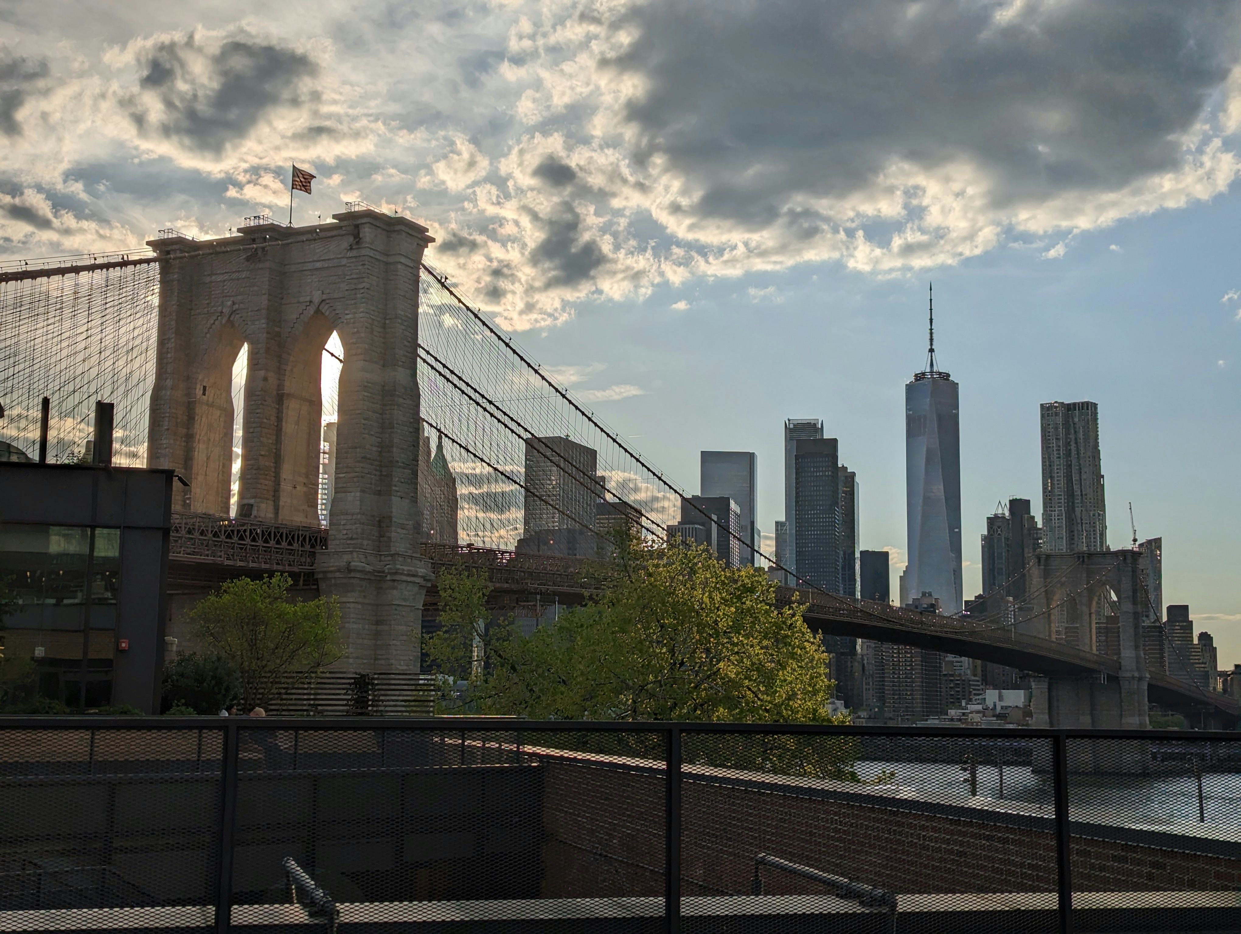 Una vista del puente de Brooklyn y el horizonte de la ciudad foto ...
