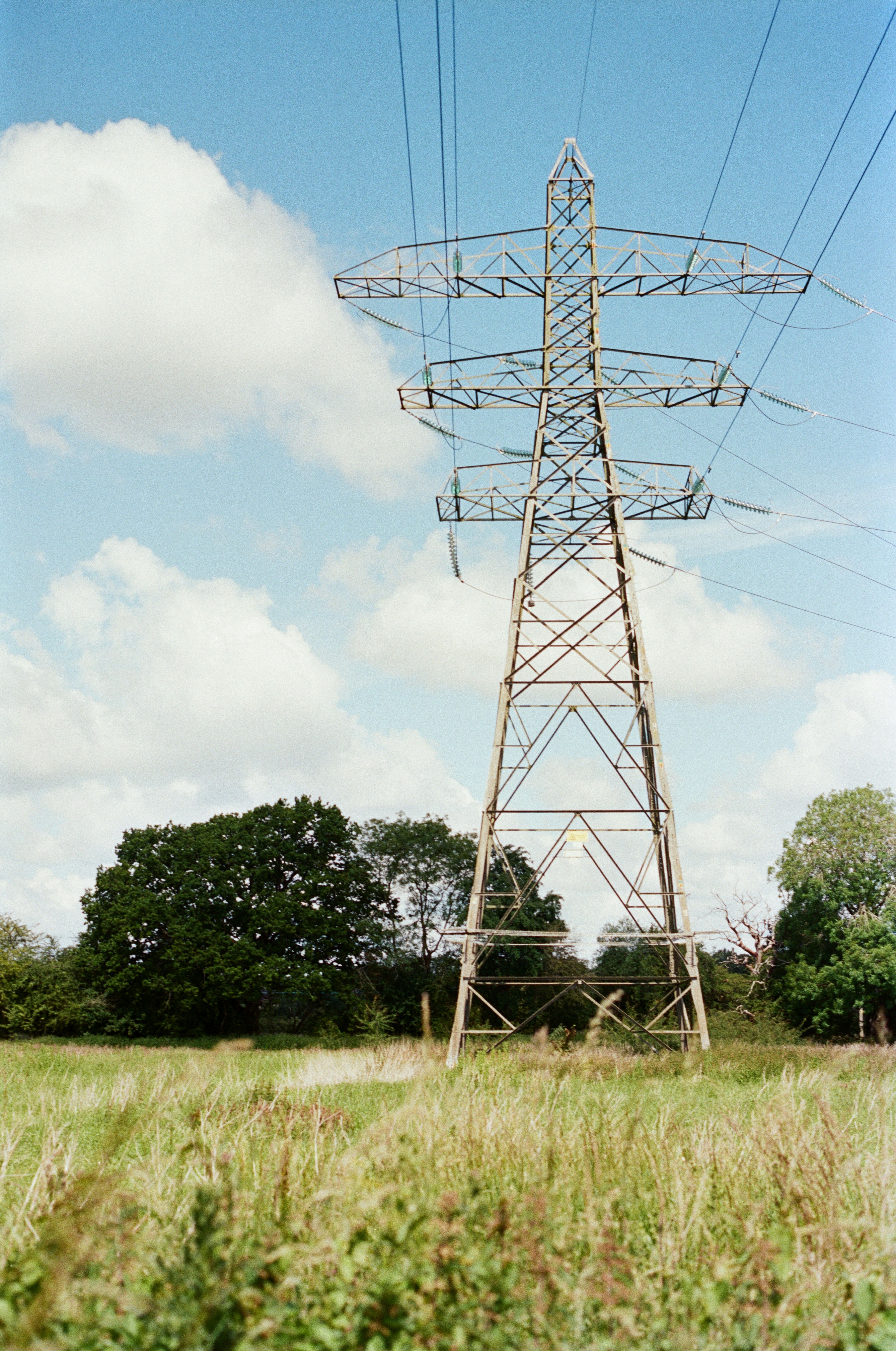 A tall metal tower sitting in the middle of a field photo – Free ...