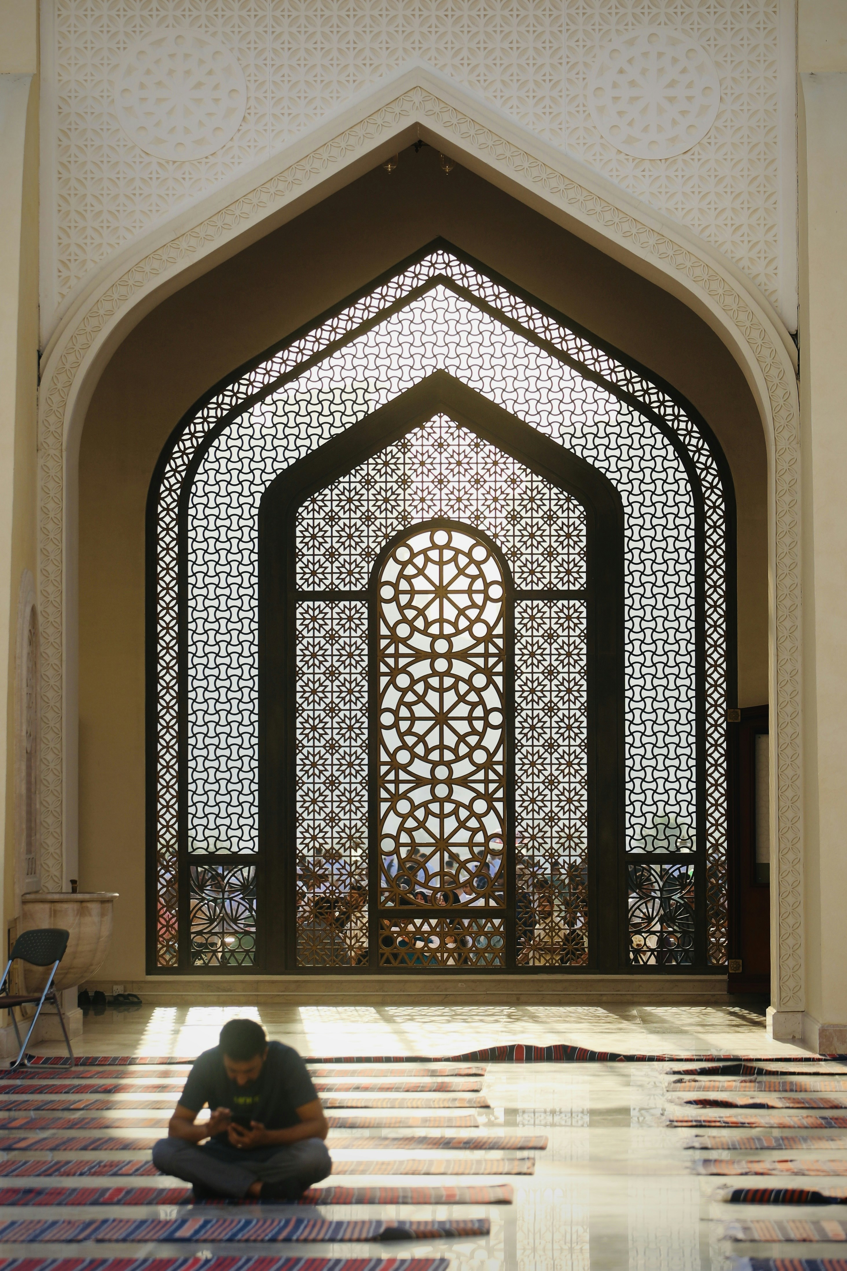 A person sitting on a rug in a room photo – Free Doha Image on Unsplash