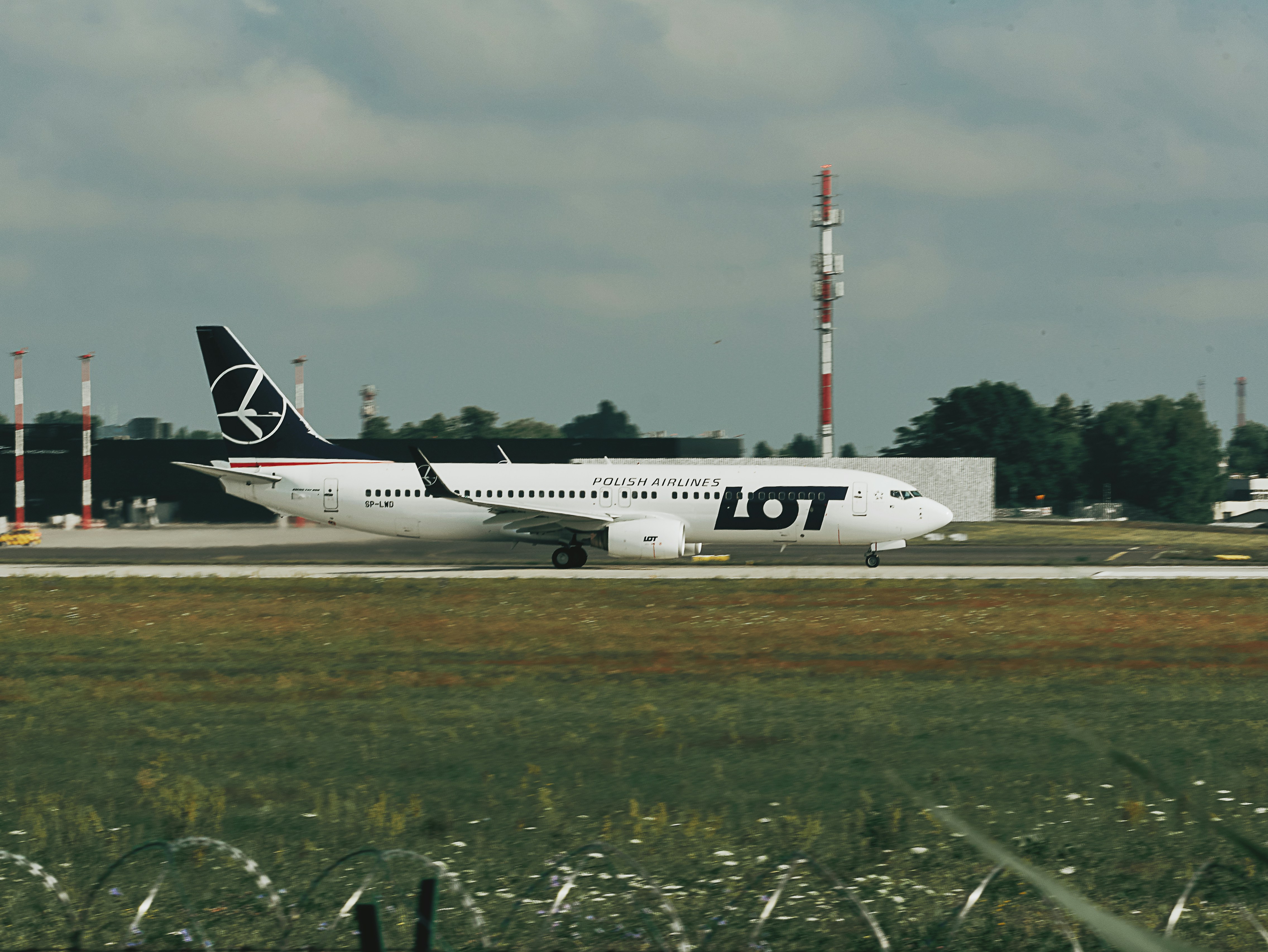 A large jetliner sitting on top of an airport runway photo – Free Radom ...