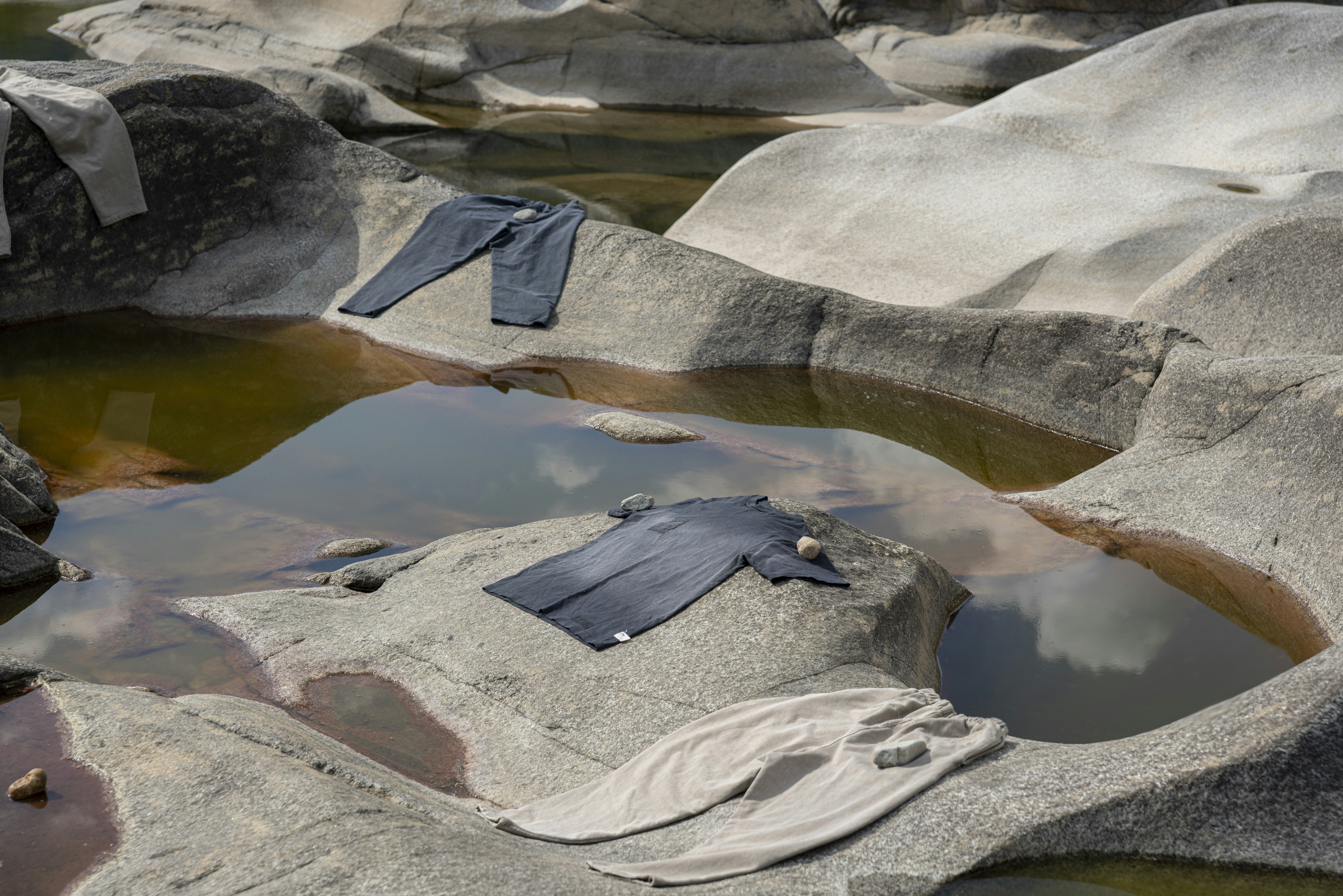 A man standing on top of a rock covered in water photo – Free Tanning ...
