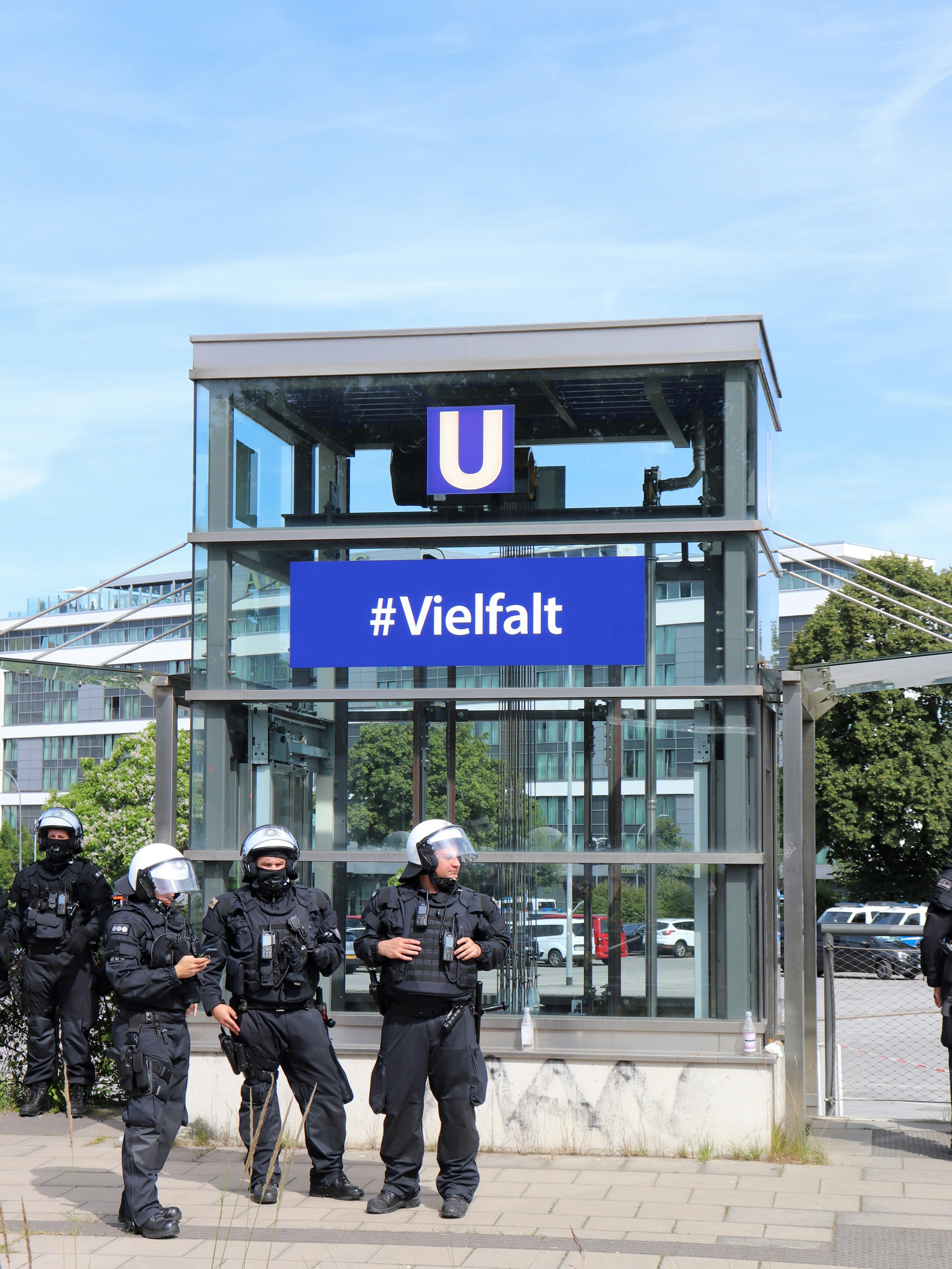 A group of police standing in front of a building photo – Free Essen ...