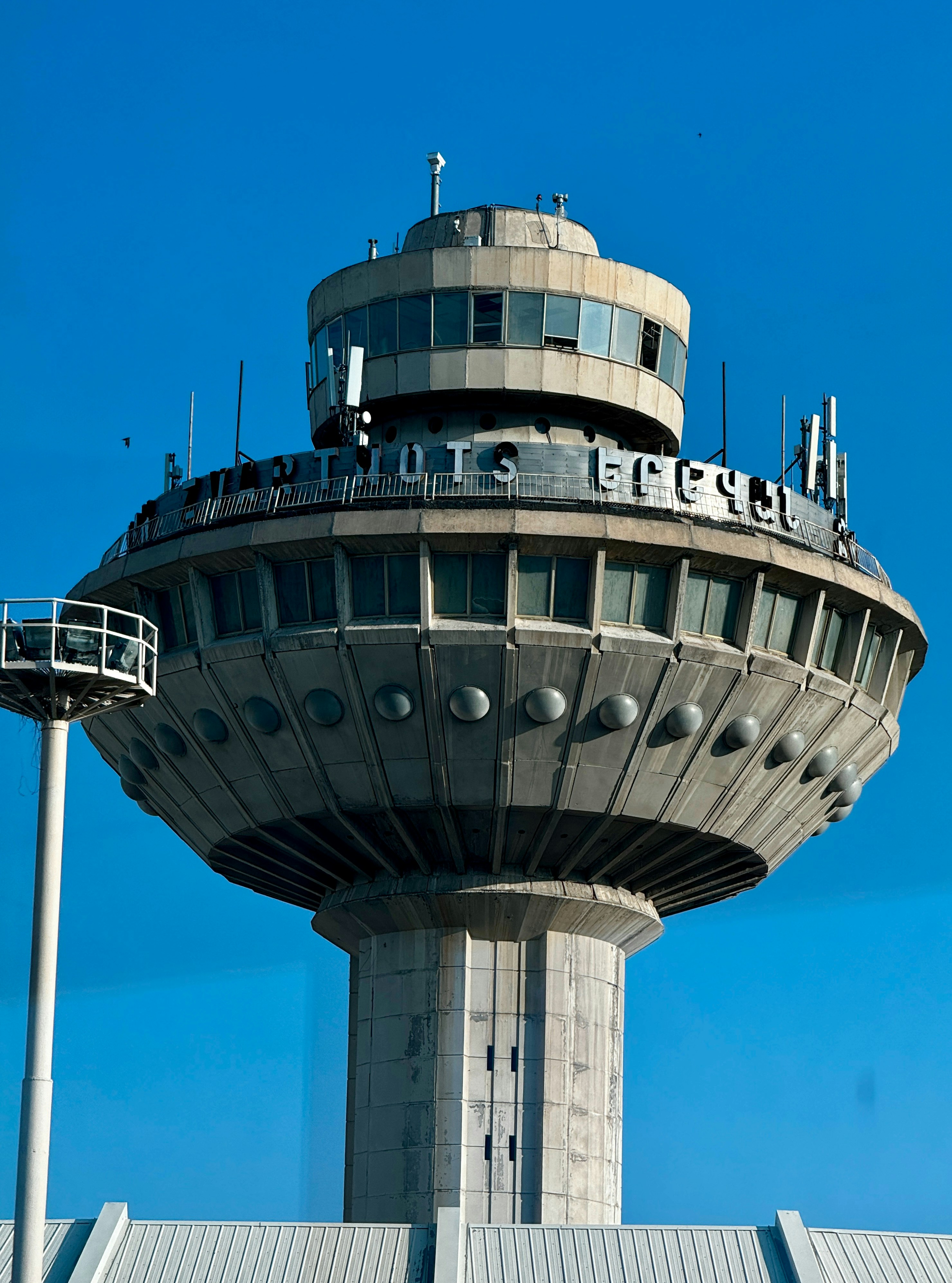 Una torre muy alta con un reloj en su costado foto – Imagen de Ereván ...