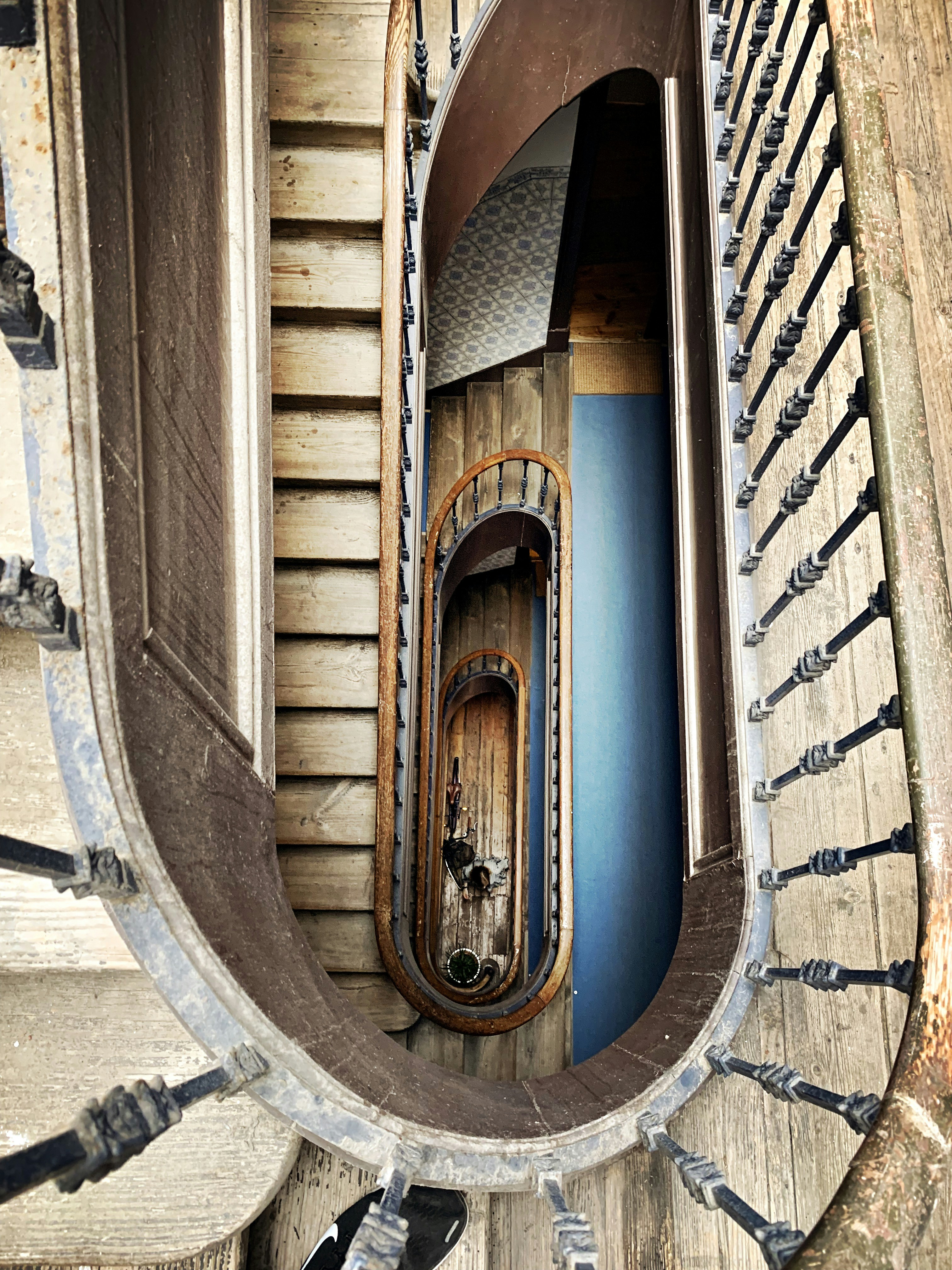 Una vista del interior de un edificio desde arriba foto – Imagen de ...