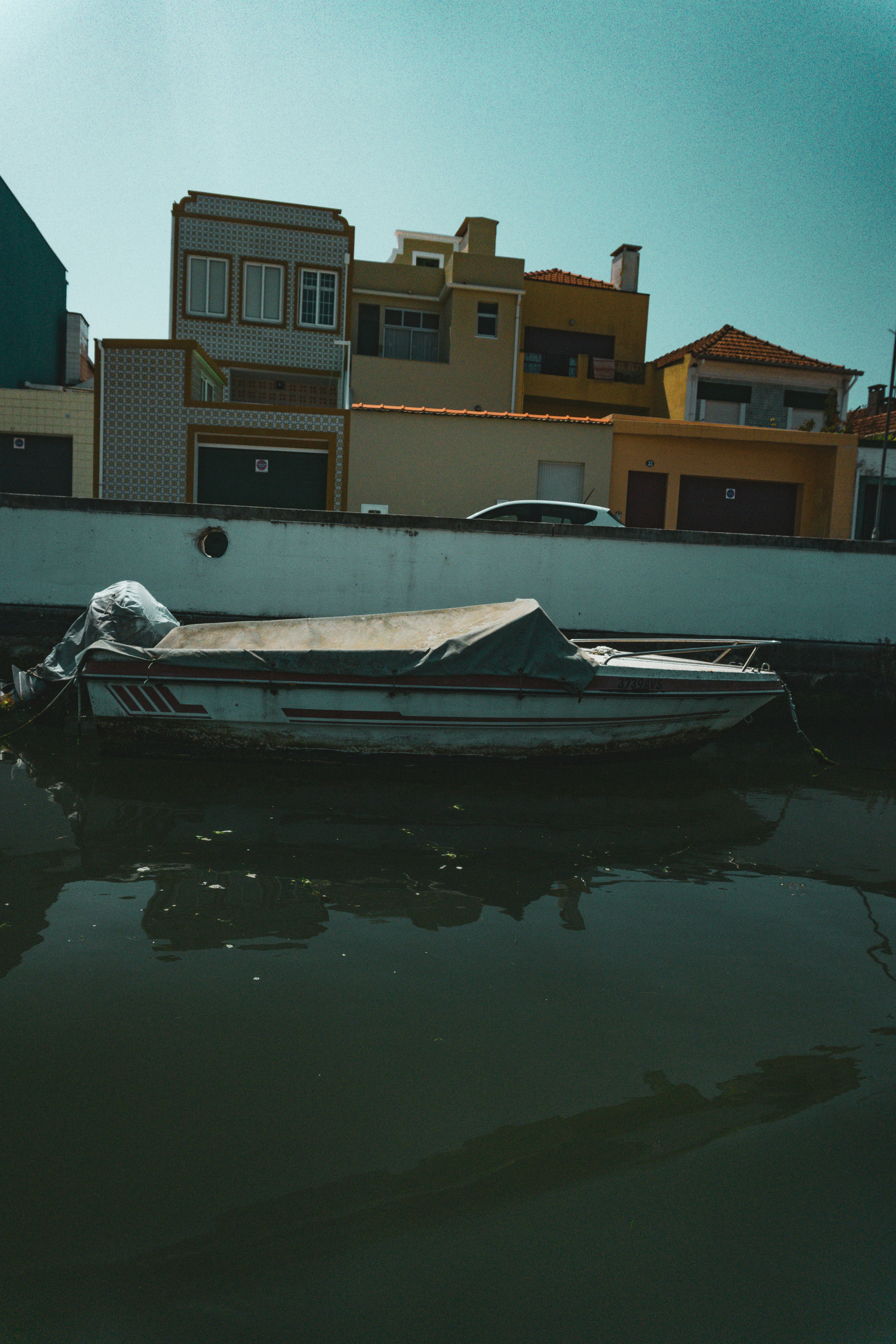A boat sitting in a body of water next to a building