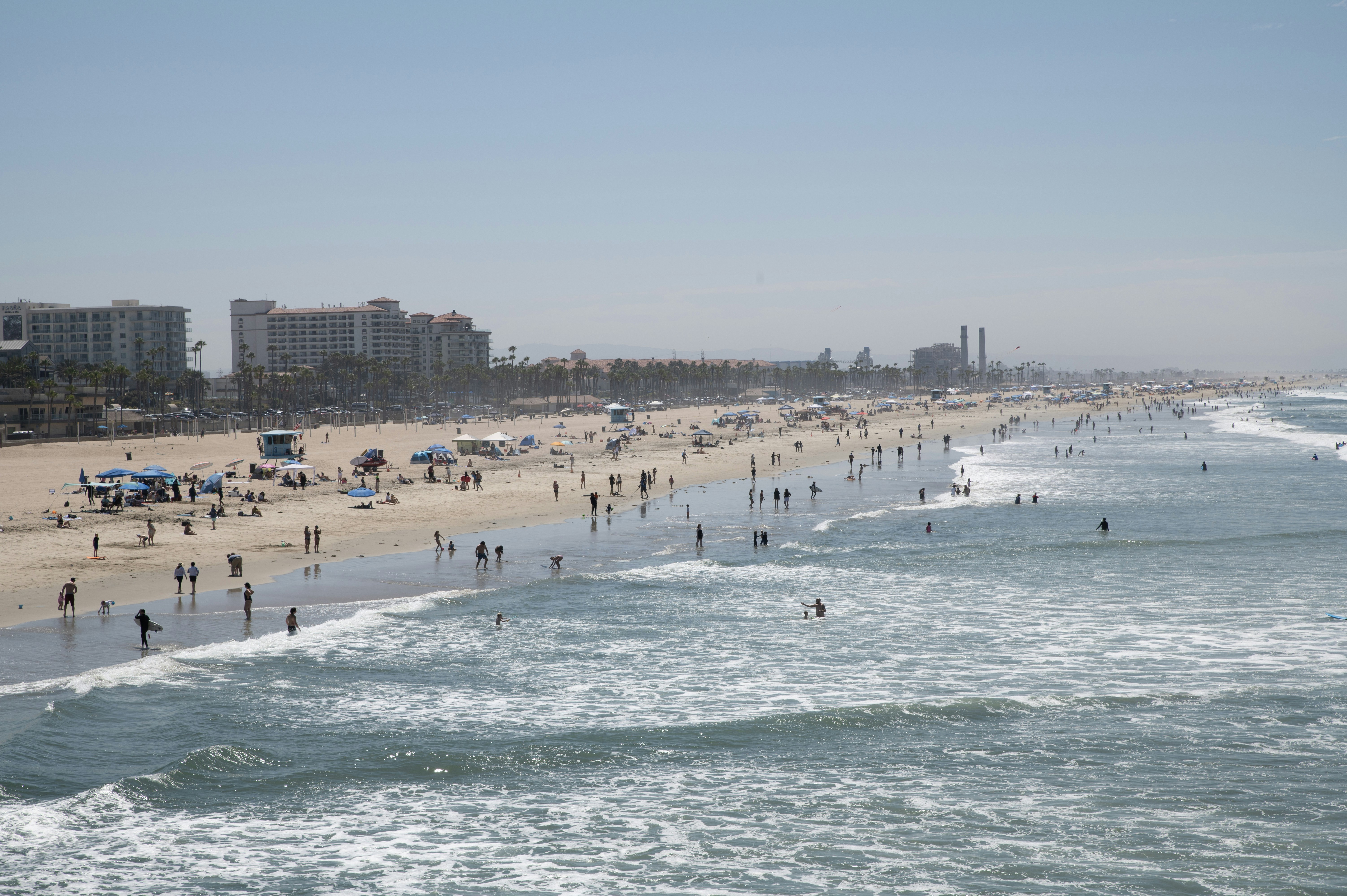 A beach filled with lots of people next to the ocean photo – Free ...