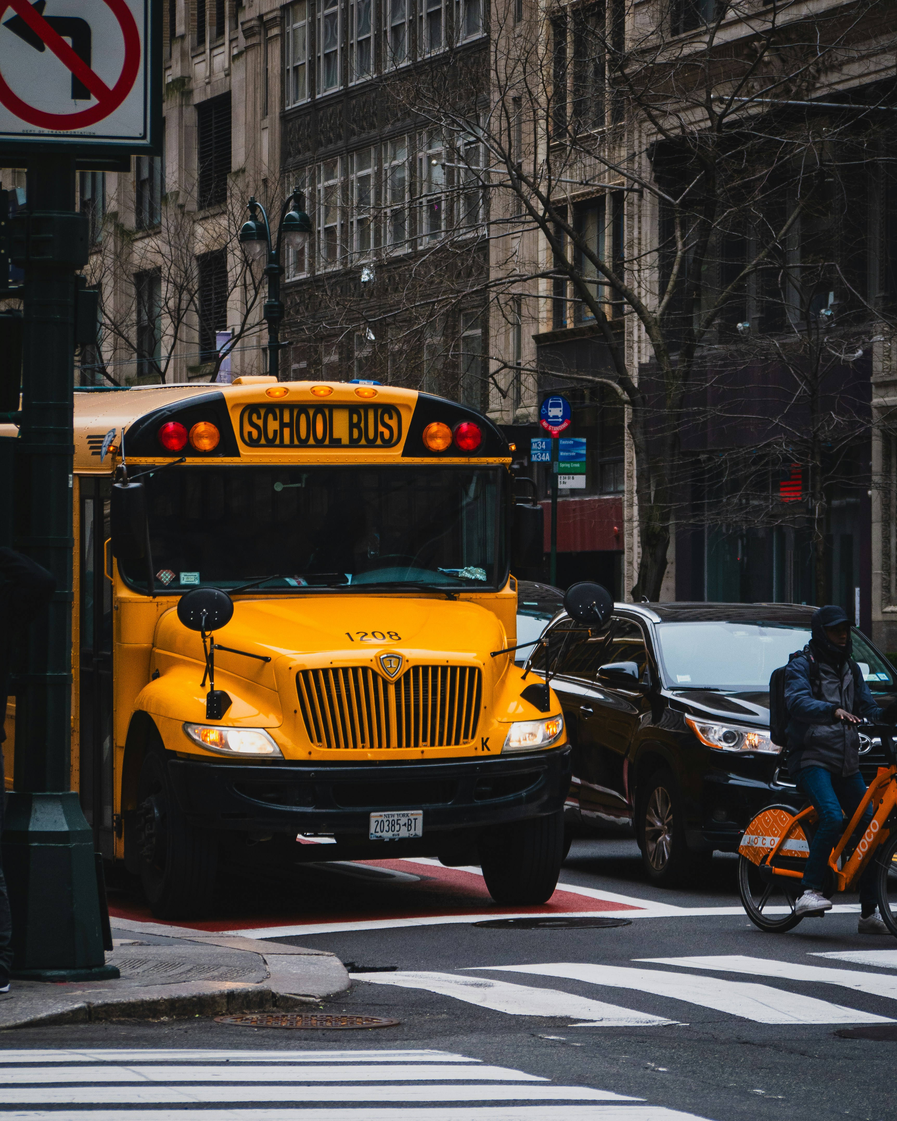A school bus stopped at a traffic light photo – Free New york city ...