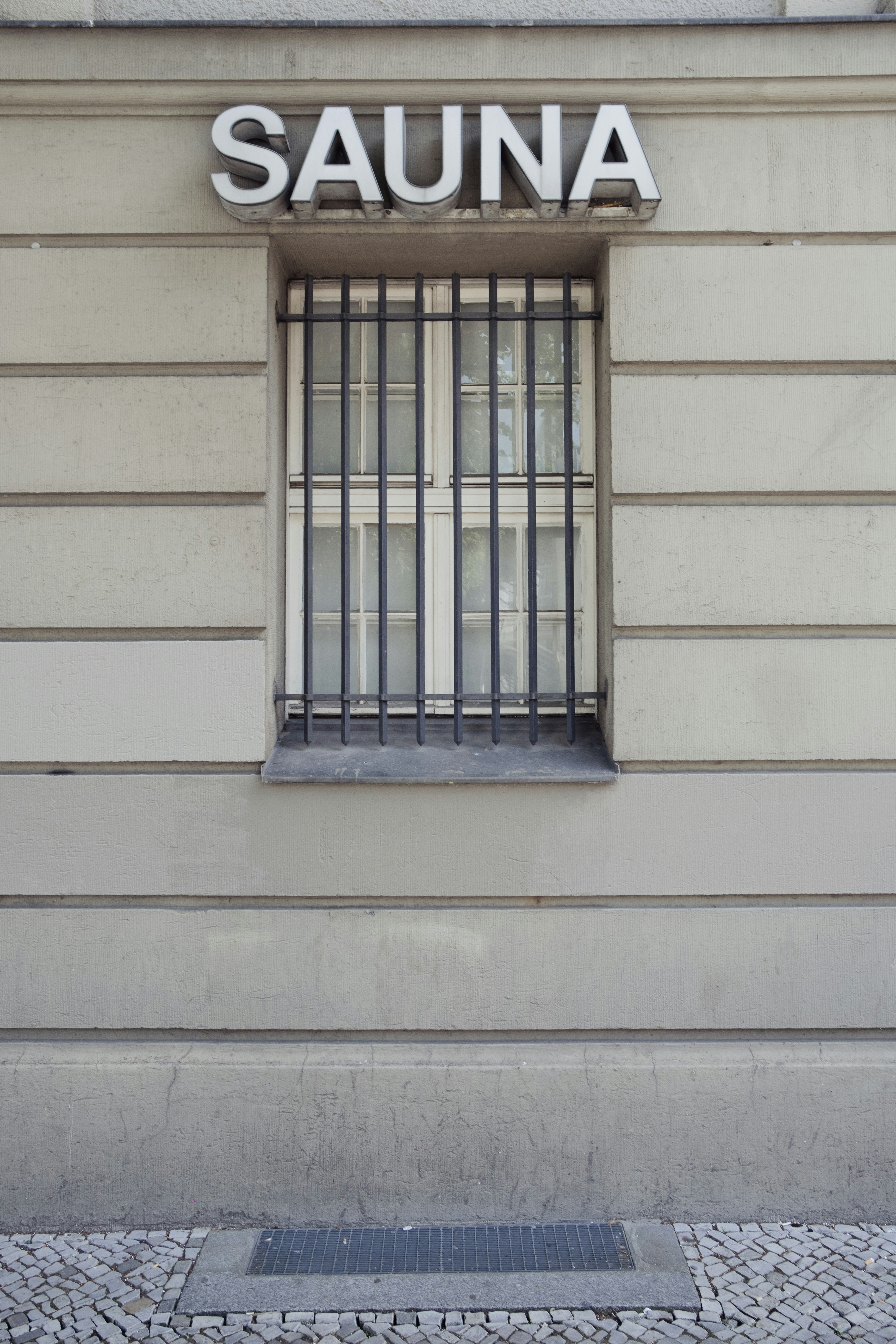 A building with a window and a sign that says sauna
