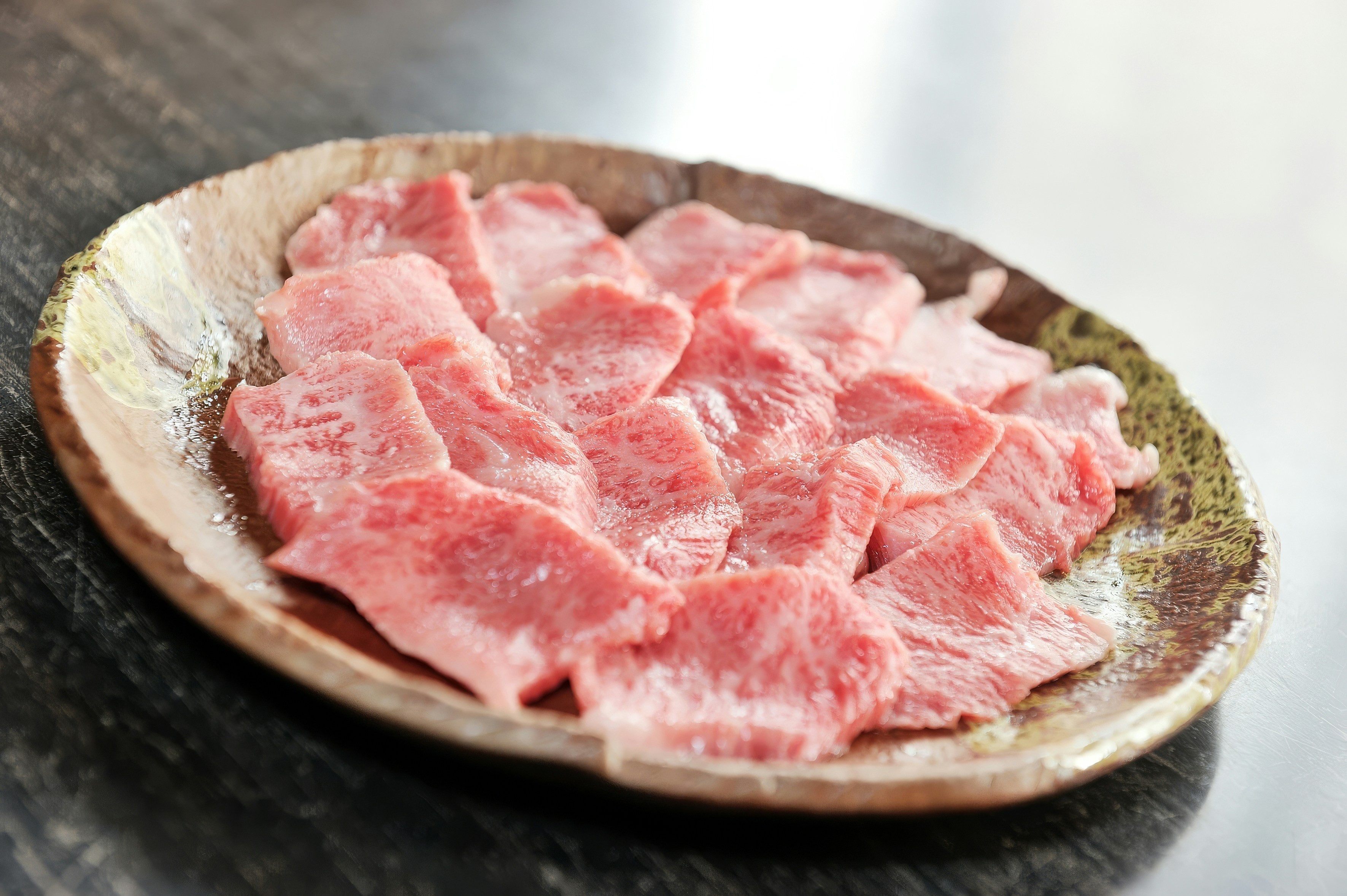 A plate of raw meat sitting on a table photo – Free 日本 Image on Unsplash
