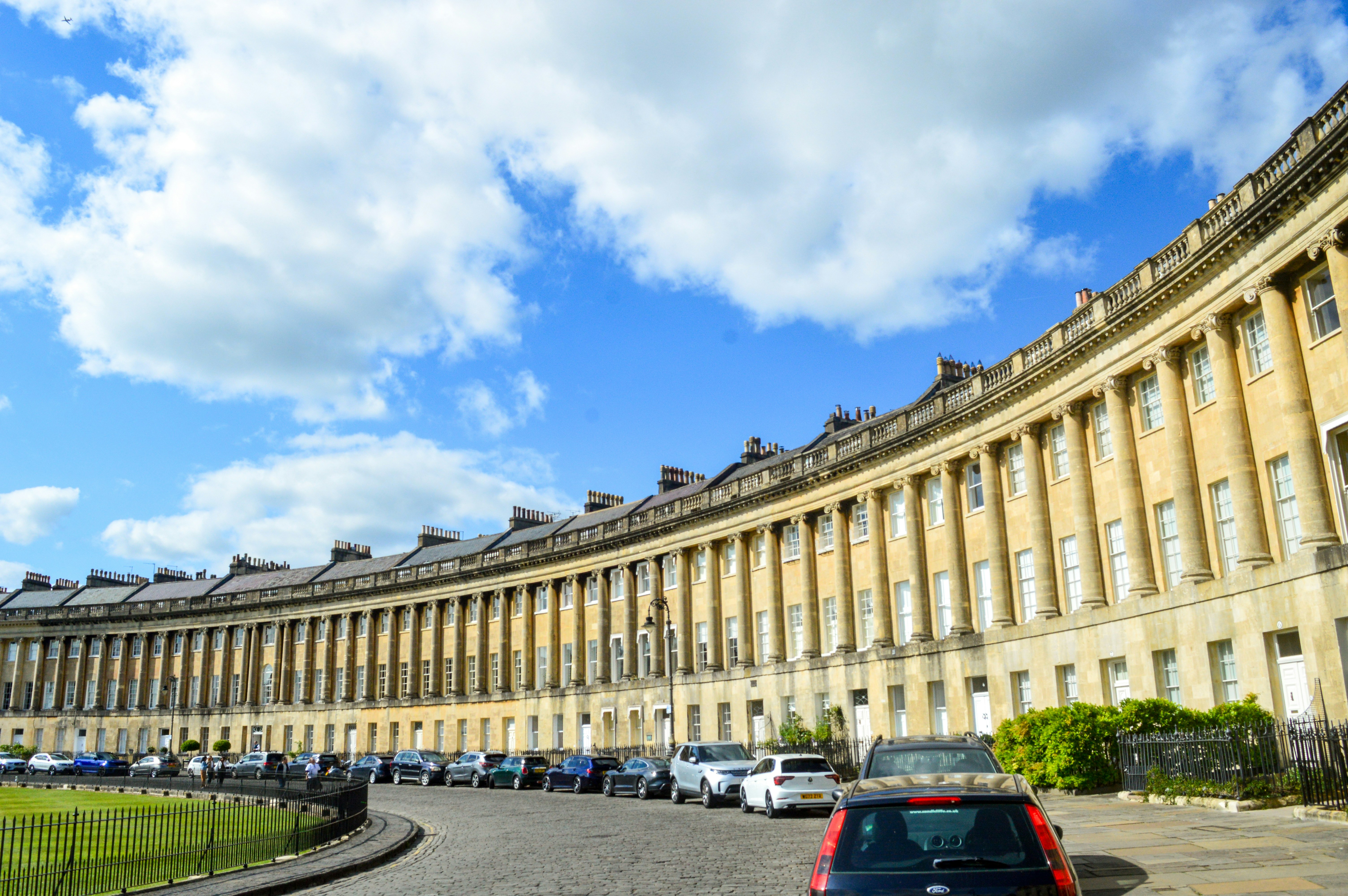 Royal Crescent, Bath | A car parked in front of a large building