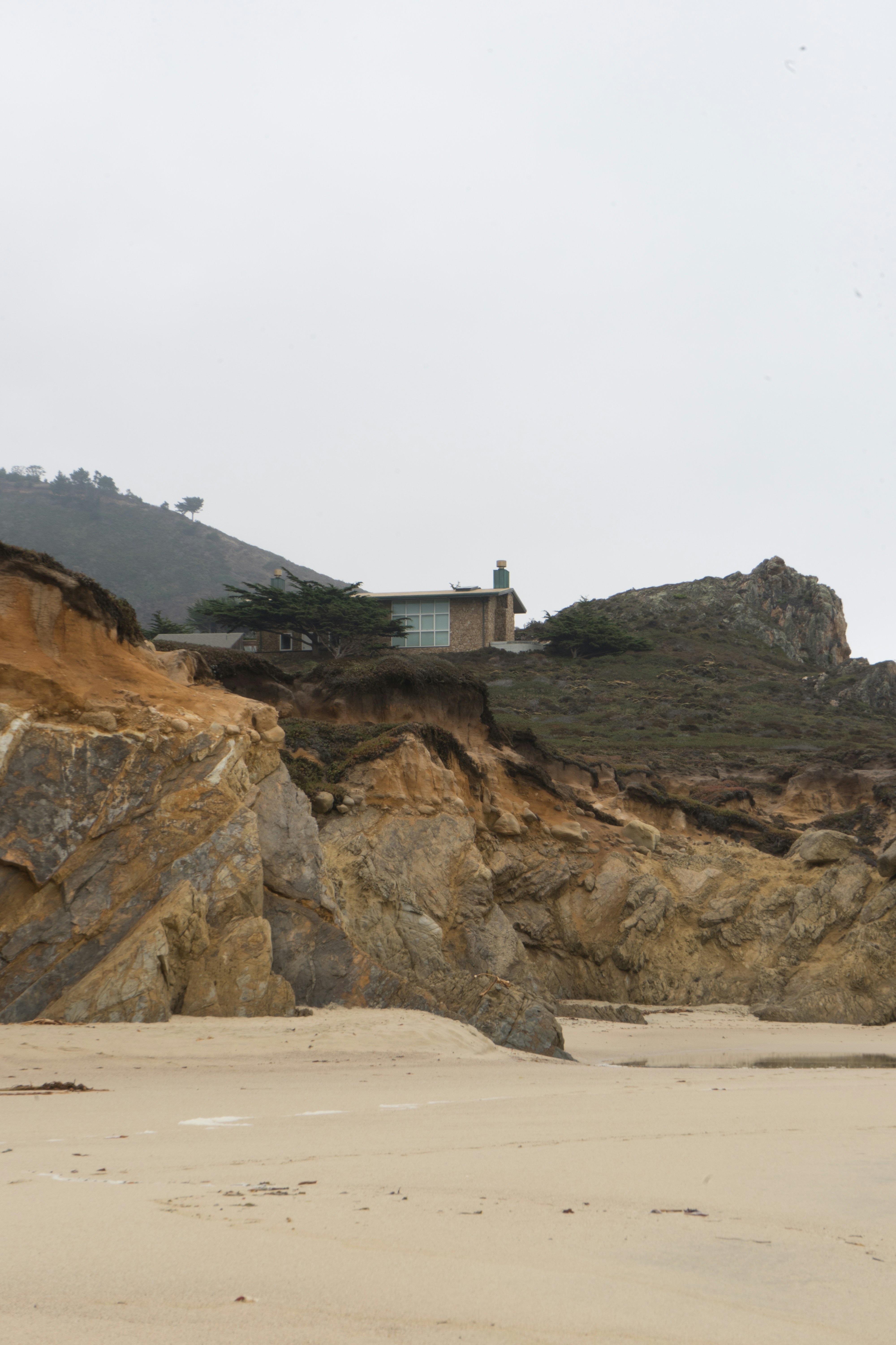 Cliffside Haven: A Quiet House Above the Wind-Sculpted Beach