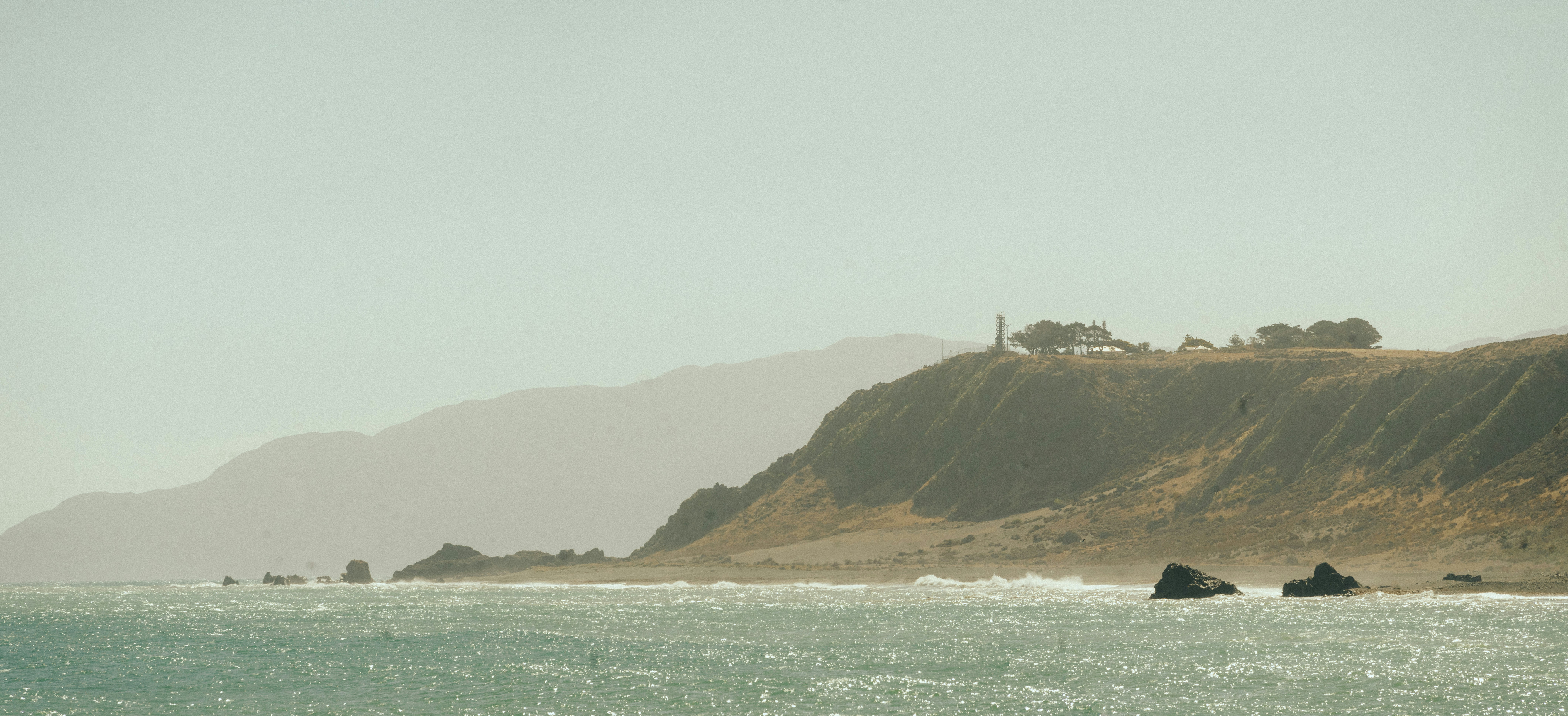 Wind-Washed Crest: A Crest-Top Structure Over the Quiet Sea