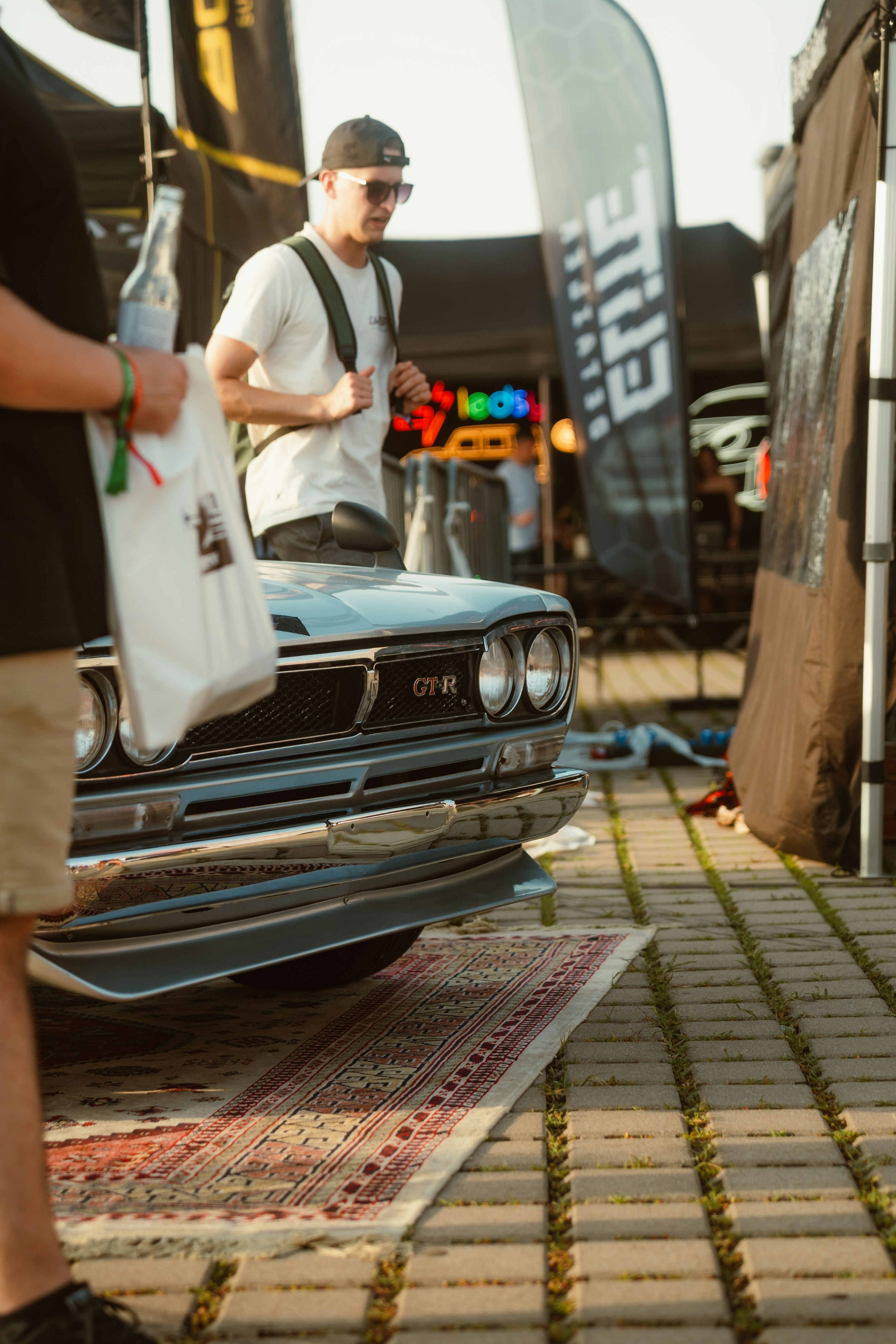 Eine Gruppe von Menschen, die um ein Auto herum stehen Foto ...