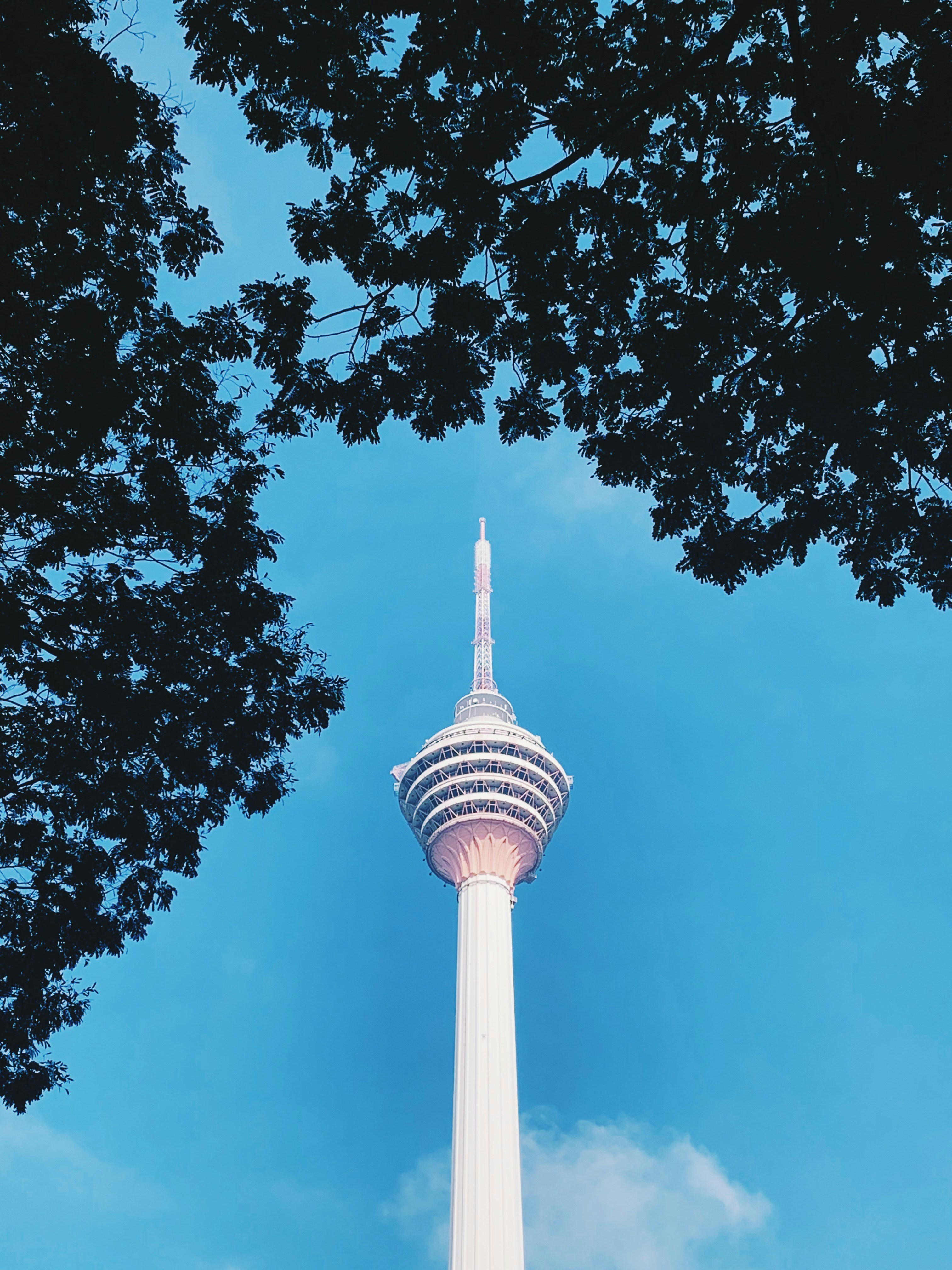A tall white tower with a sky background photo – Free Architecture ...
