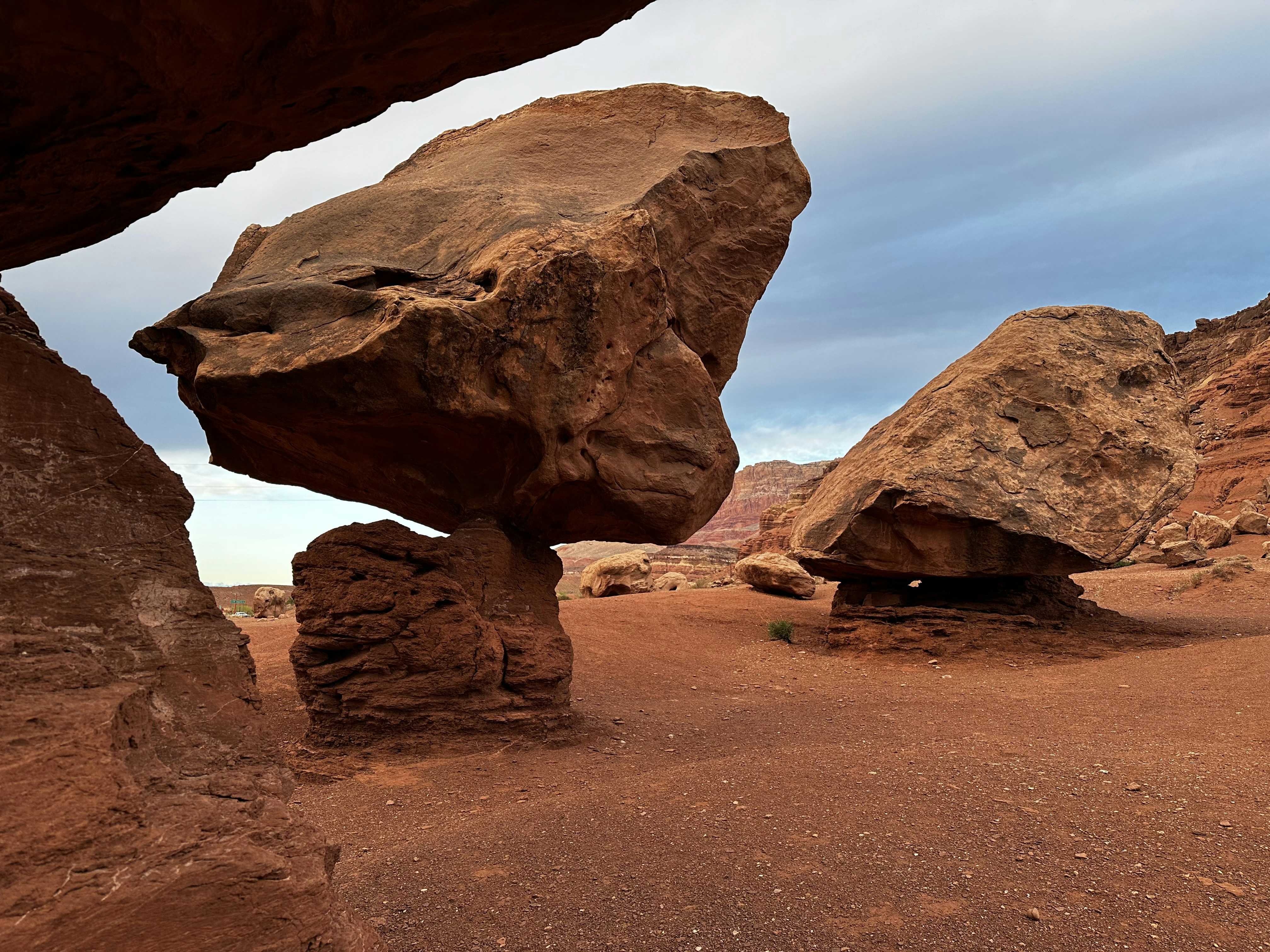 Foto Formasi batuan di tengah gurun – Gambar Batu Gratis di Unsplash