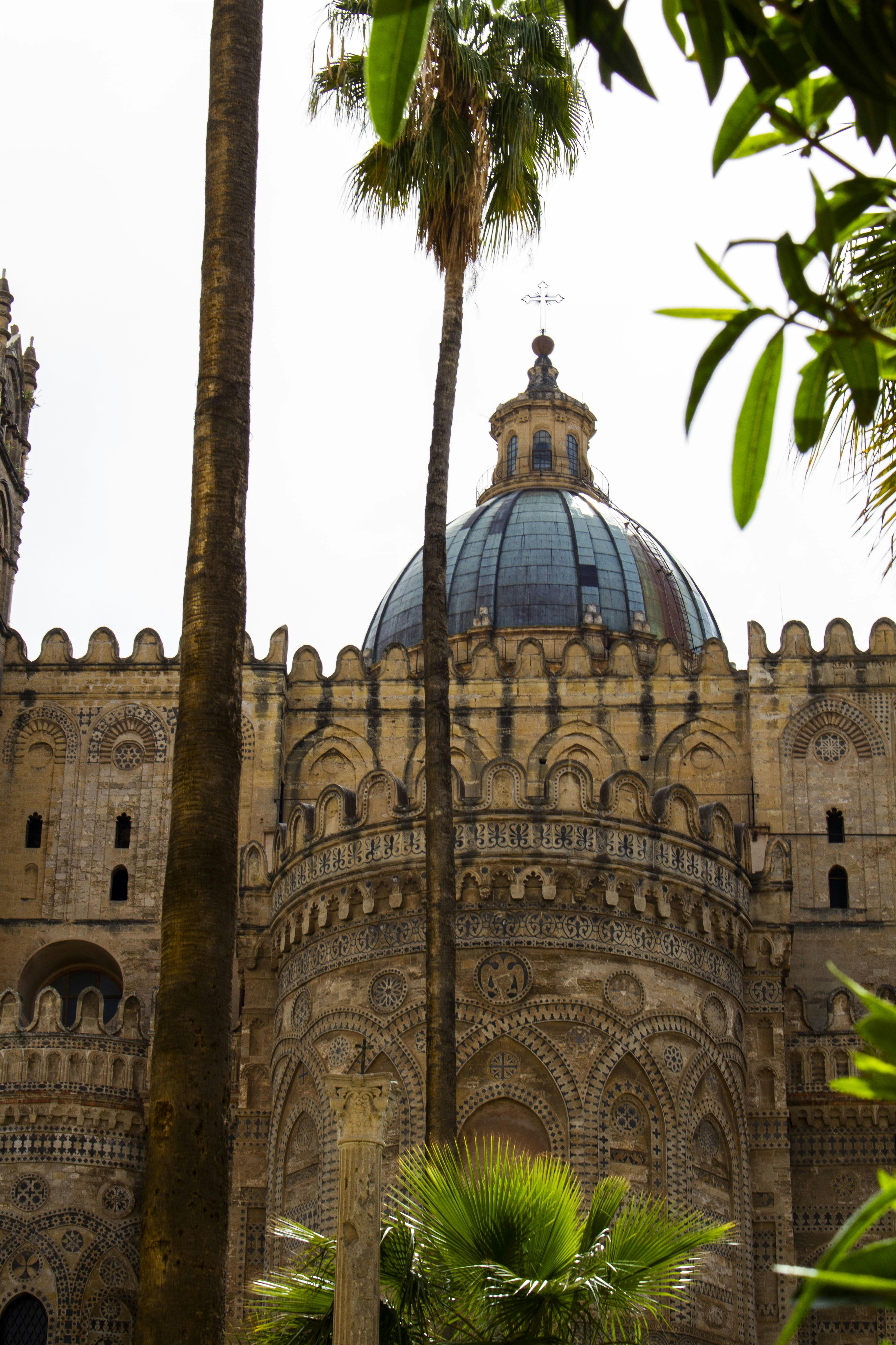 A building with a dome and palm trees in front of it photo – Free ...