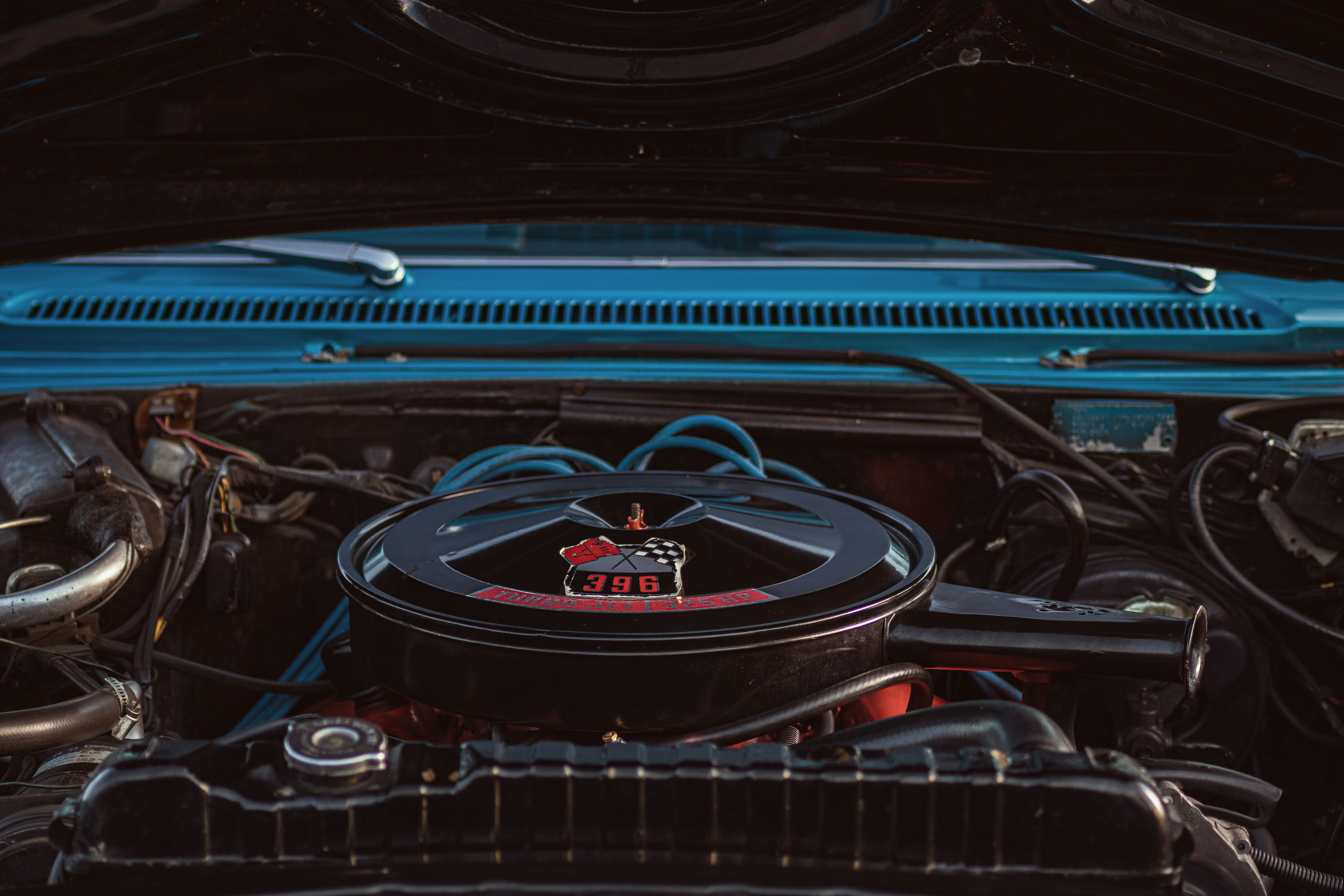 Le compartiment moteur d’une voiture avec le capot relevé photo – Image ...