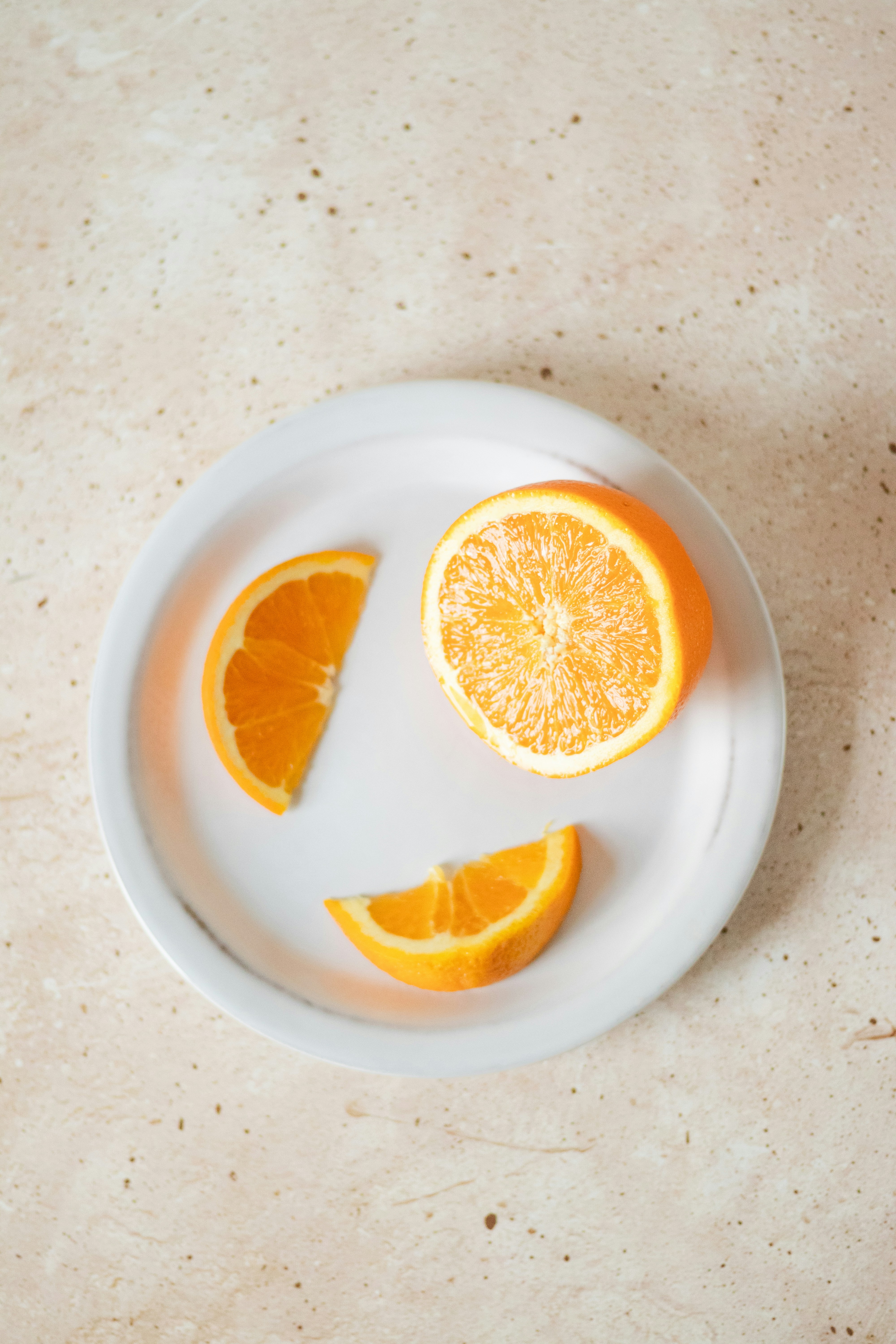 Un plato blanco cubierto con rodajas de naranja encima de una mesa foto ...