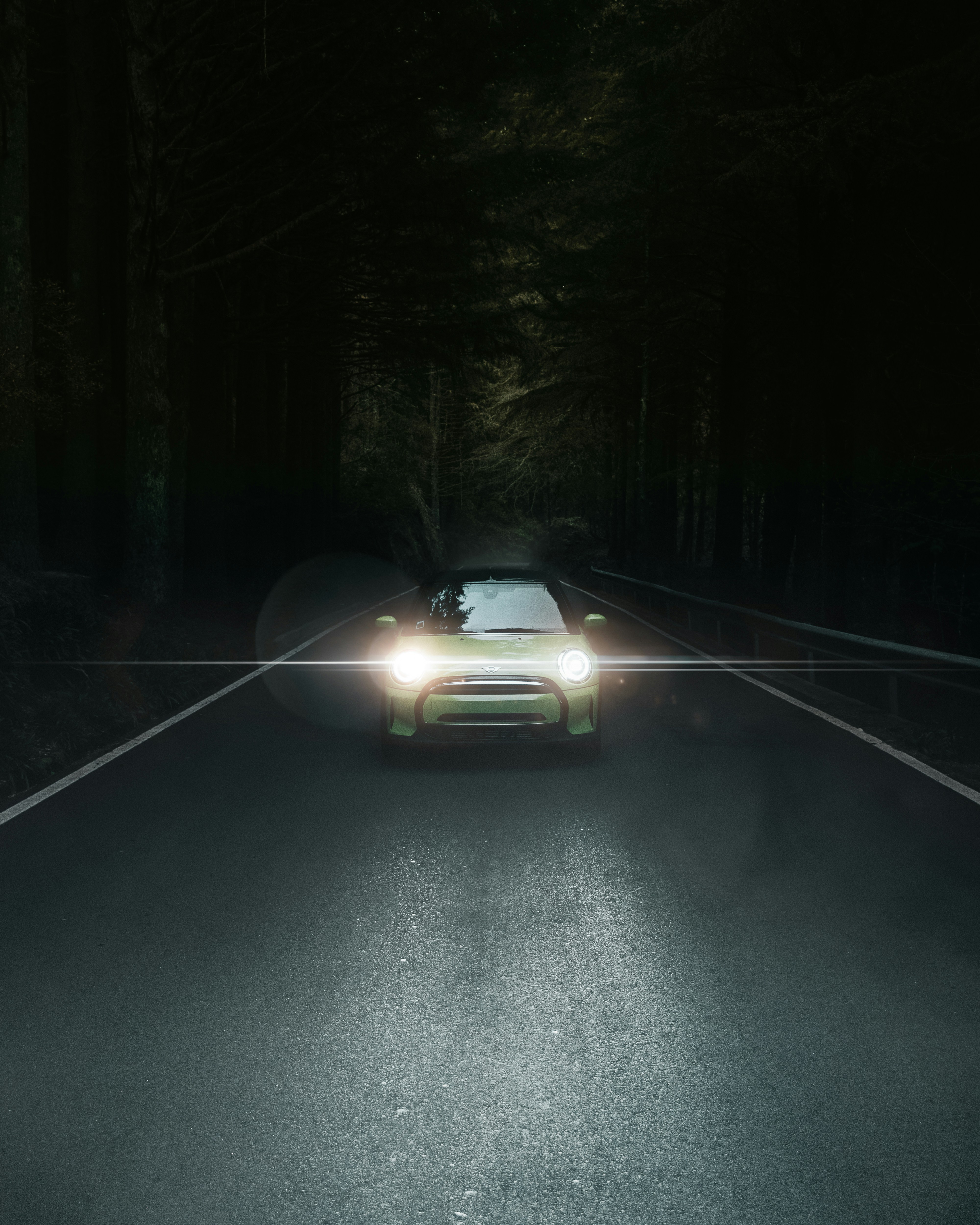 Une voiture roulant sur une route la nuit photo – Image gratuite de ...