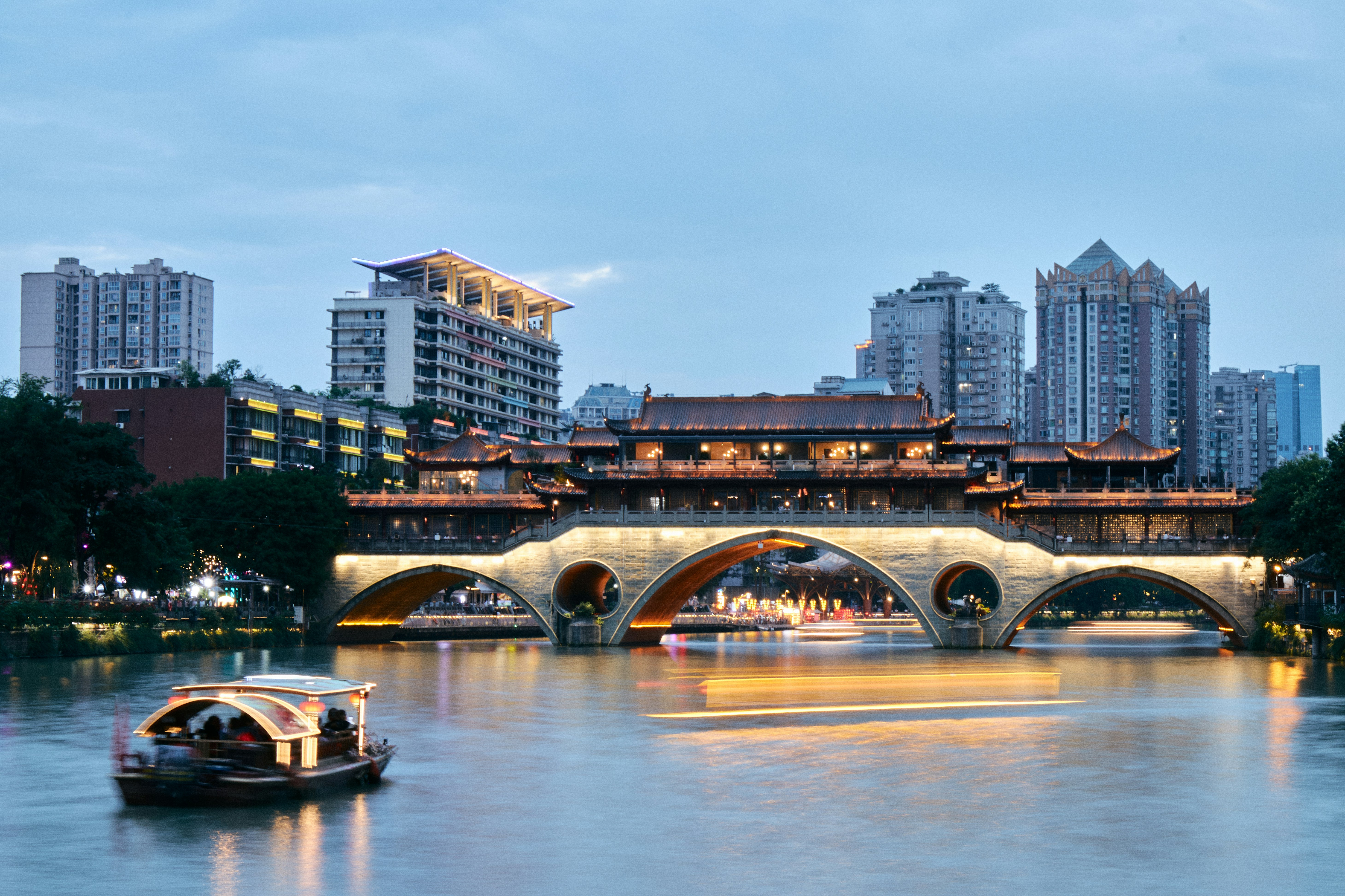 傍晚时刻的安顺廊桥