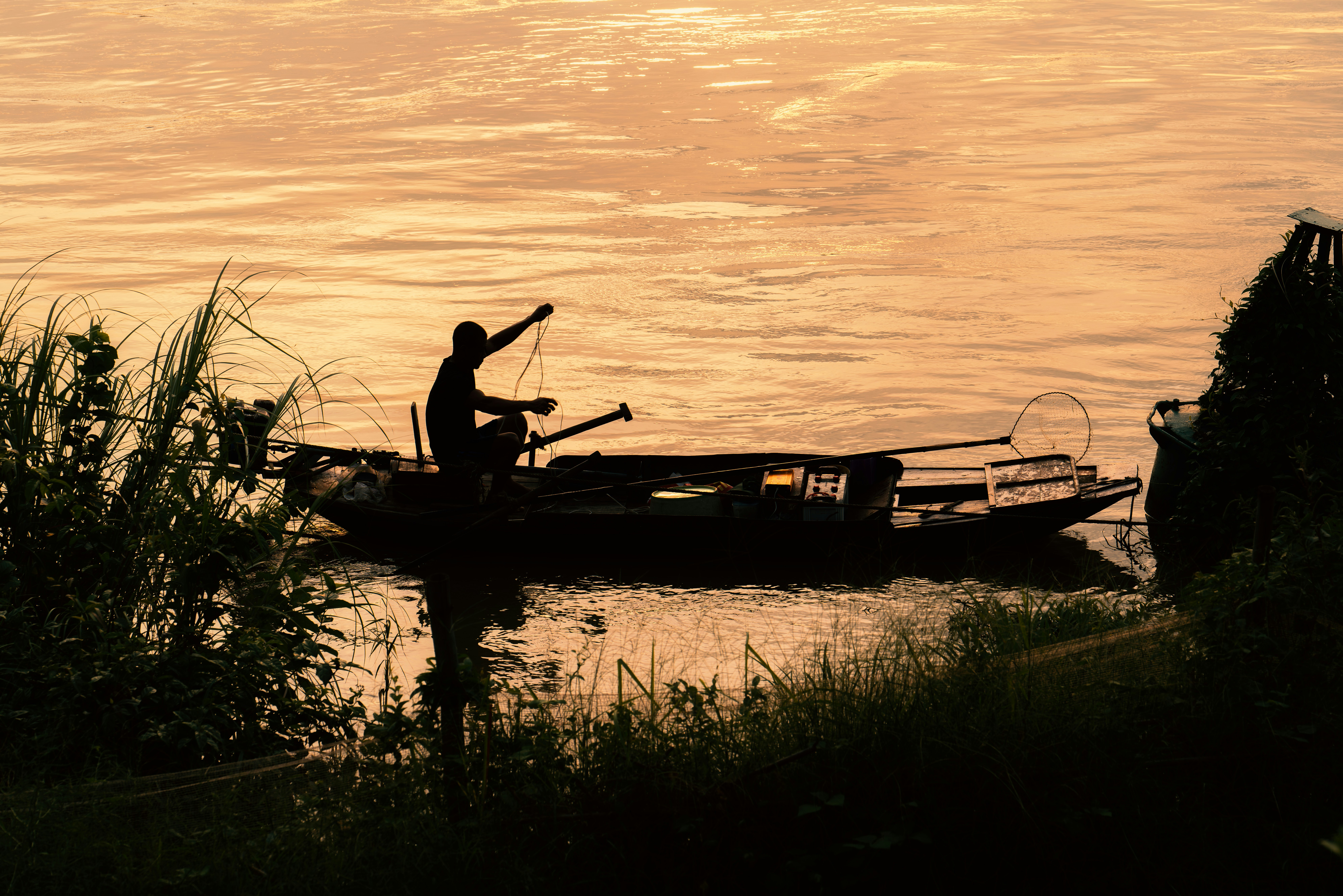 A man standing on a boat in the water photo – Free Boat Image on Unsplash