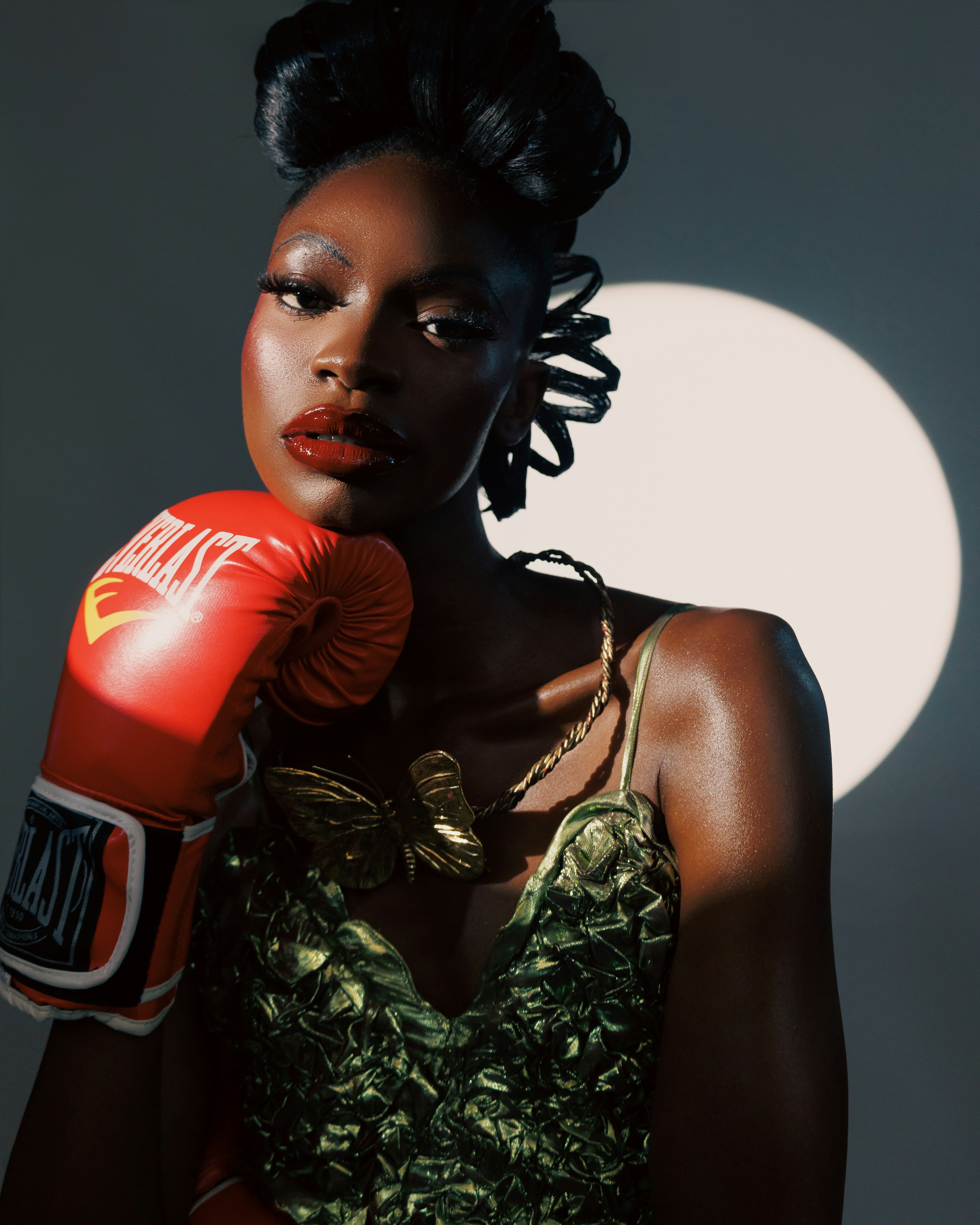 Une femme en robe verte avec un gant de boxe rouge photo – Image ...