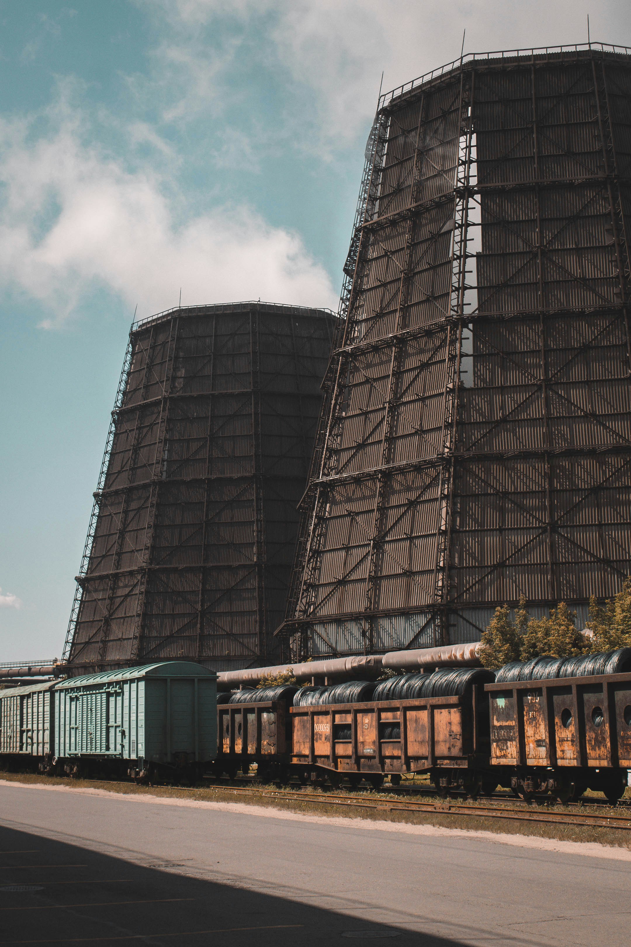 A couple of train cars sitting next to a building photo – Free Cooling ...