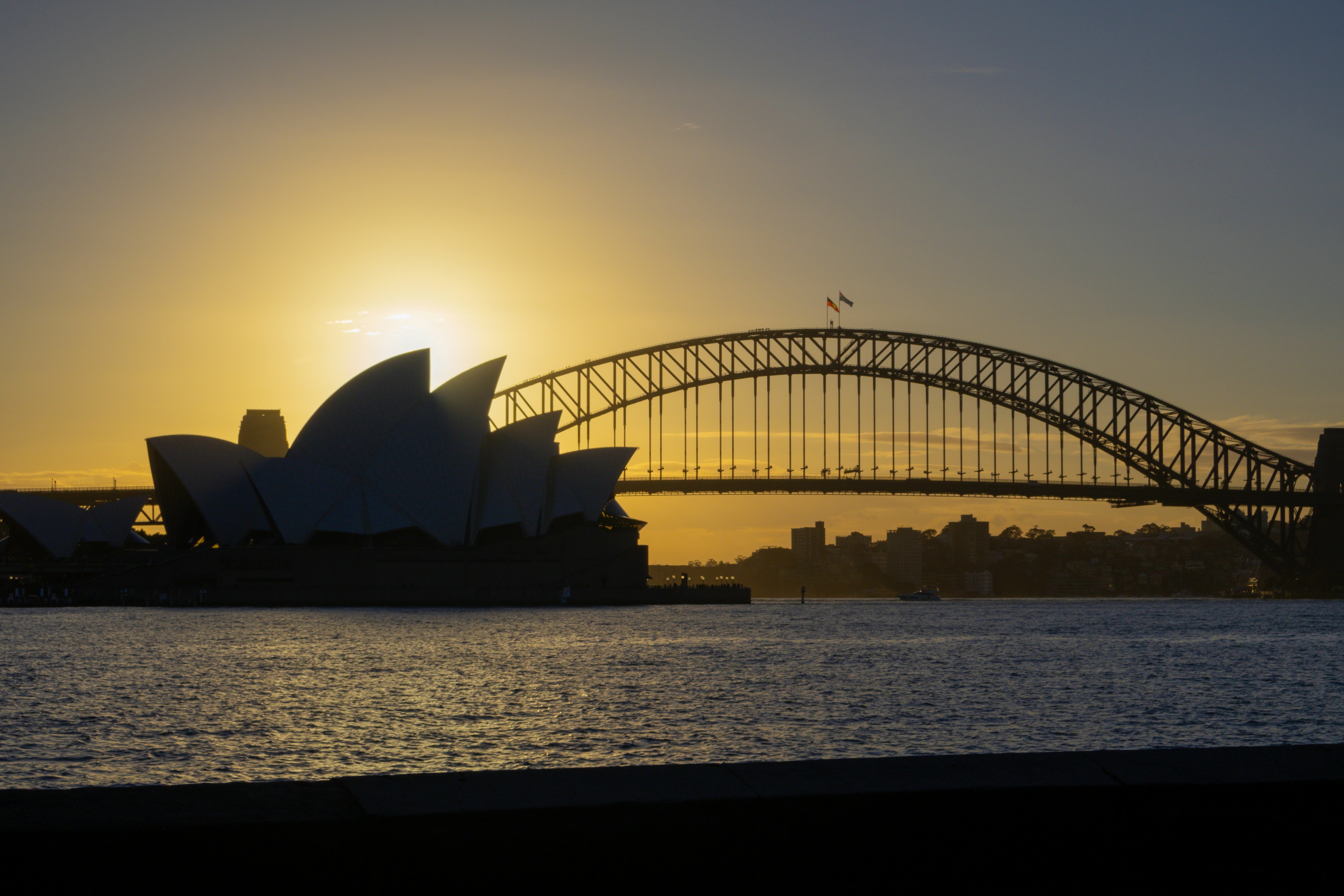 The sun is setting over the sydney opera house photo – Free 오스트레일리아 ...