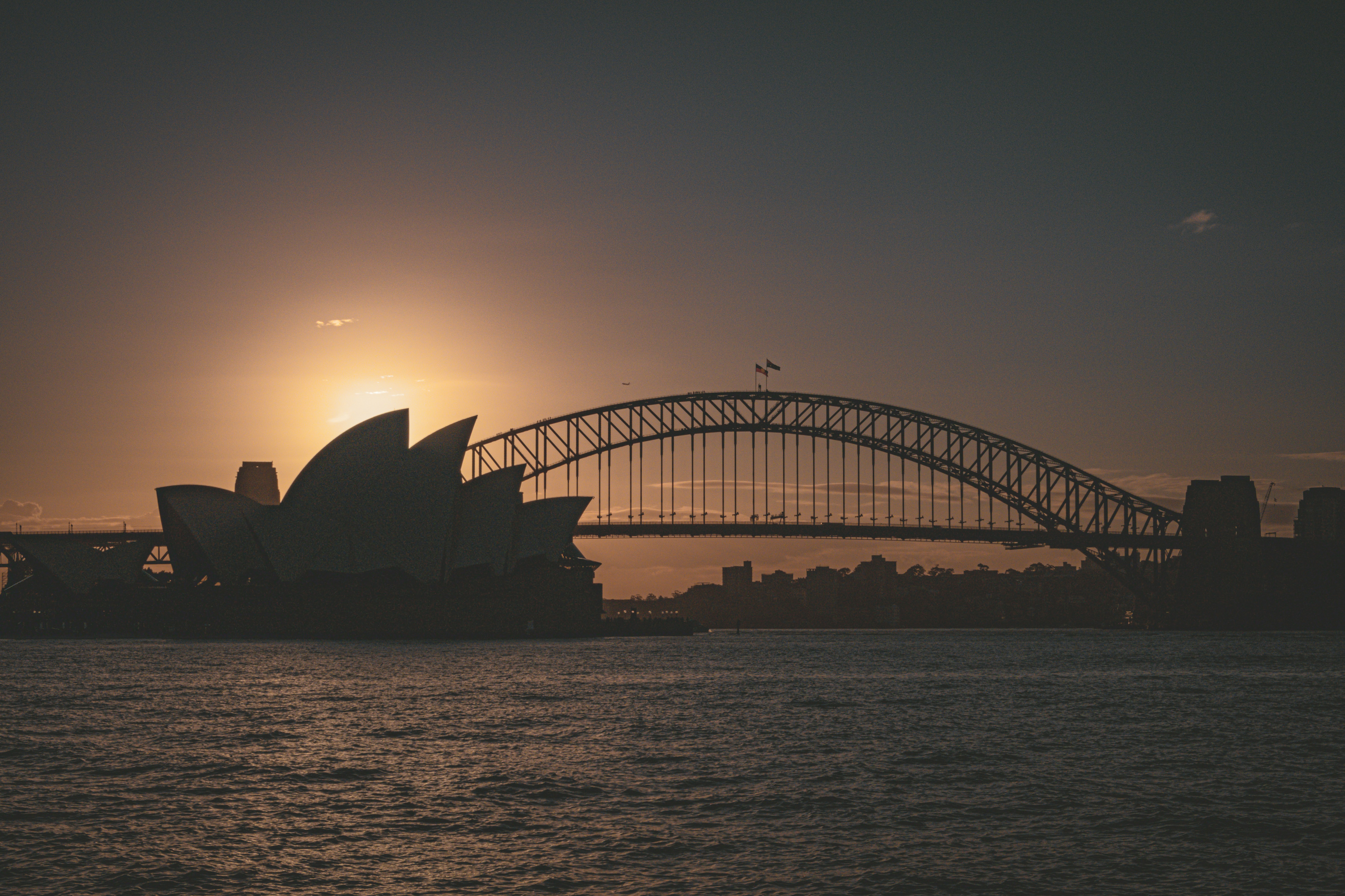 The sun is setting over the sydney opera house photo – Free 오스트레일리아 ...