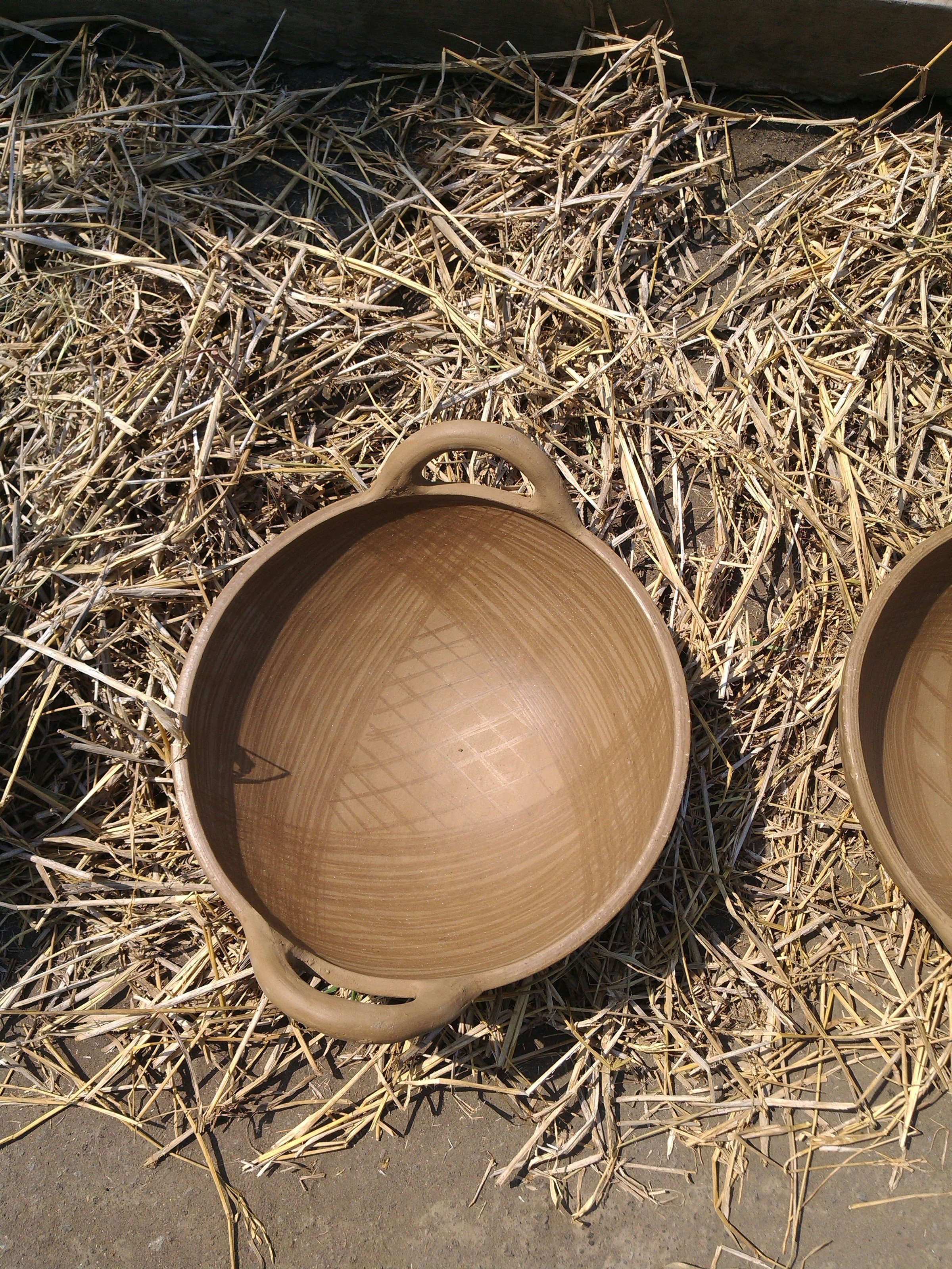 Two brown bowls sitting on top of a pile of hay photo – Free Food Image ...
