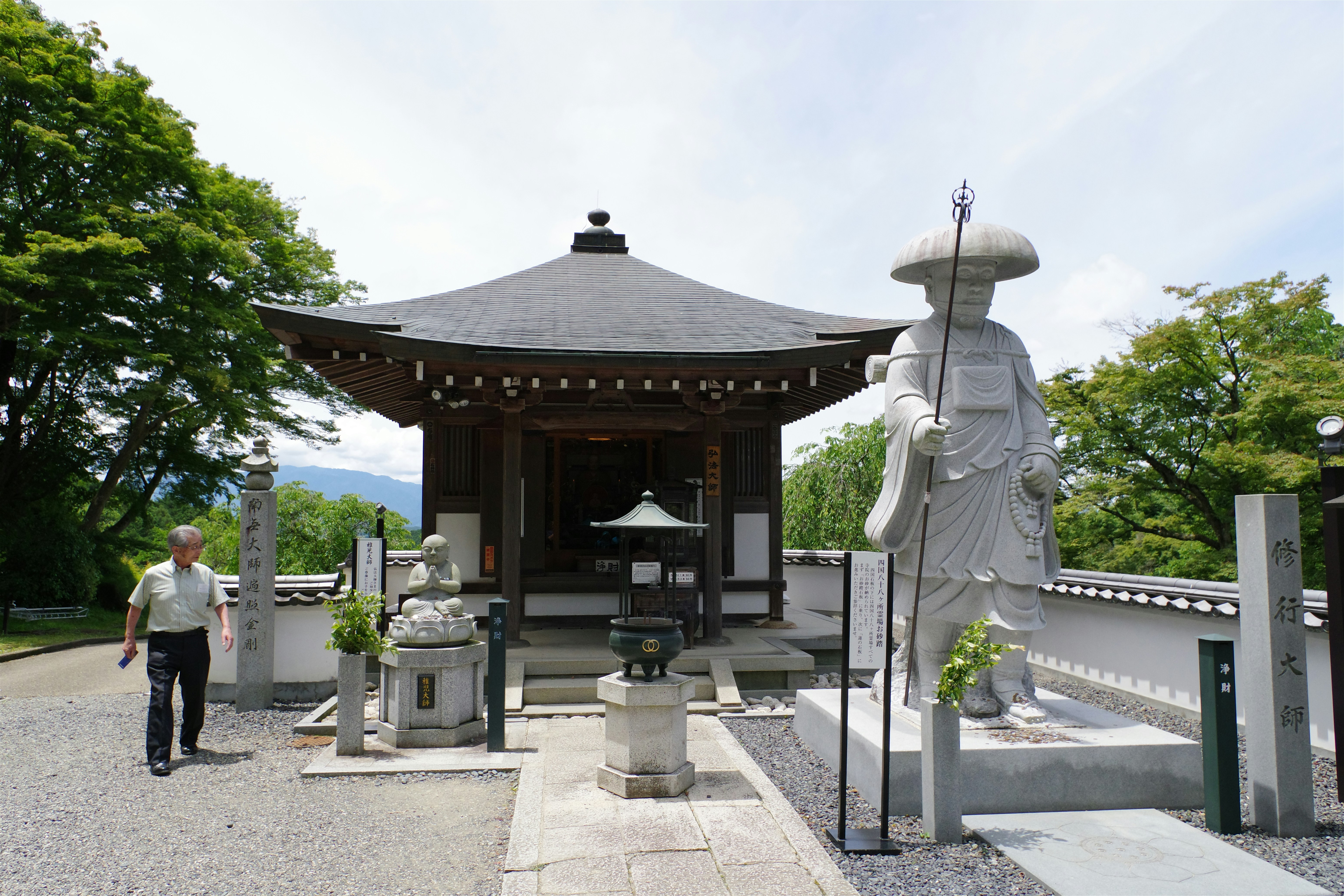 岡寺は、奈良県高市郡明日香村岡にある真言宗豊山派の寺院。山号は東光山。院号は真珠院。本尊は日本最大の塑像である如意輪観世音菩薩。龍蓋寺とも称し、詳しくは東光山真珠院龍蓋寺という。 Oka-dera Temple is a temple of the Bunzan school of the Shingon sect located in Oka, Asuka-mura, Takaichi-gun, Nara Prefecture. The honorific mountain prefix is Tokozan. The name of the temple is Pearl Temple. The principal image is Nyoirin Kanzeon Bosatsu, the largest plastic statue in Japan. It is also called Ryugai-ji Temple, and for details, it is called Tokozan Pearl Temple Ryugai-ji Temple.