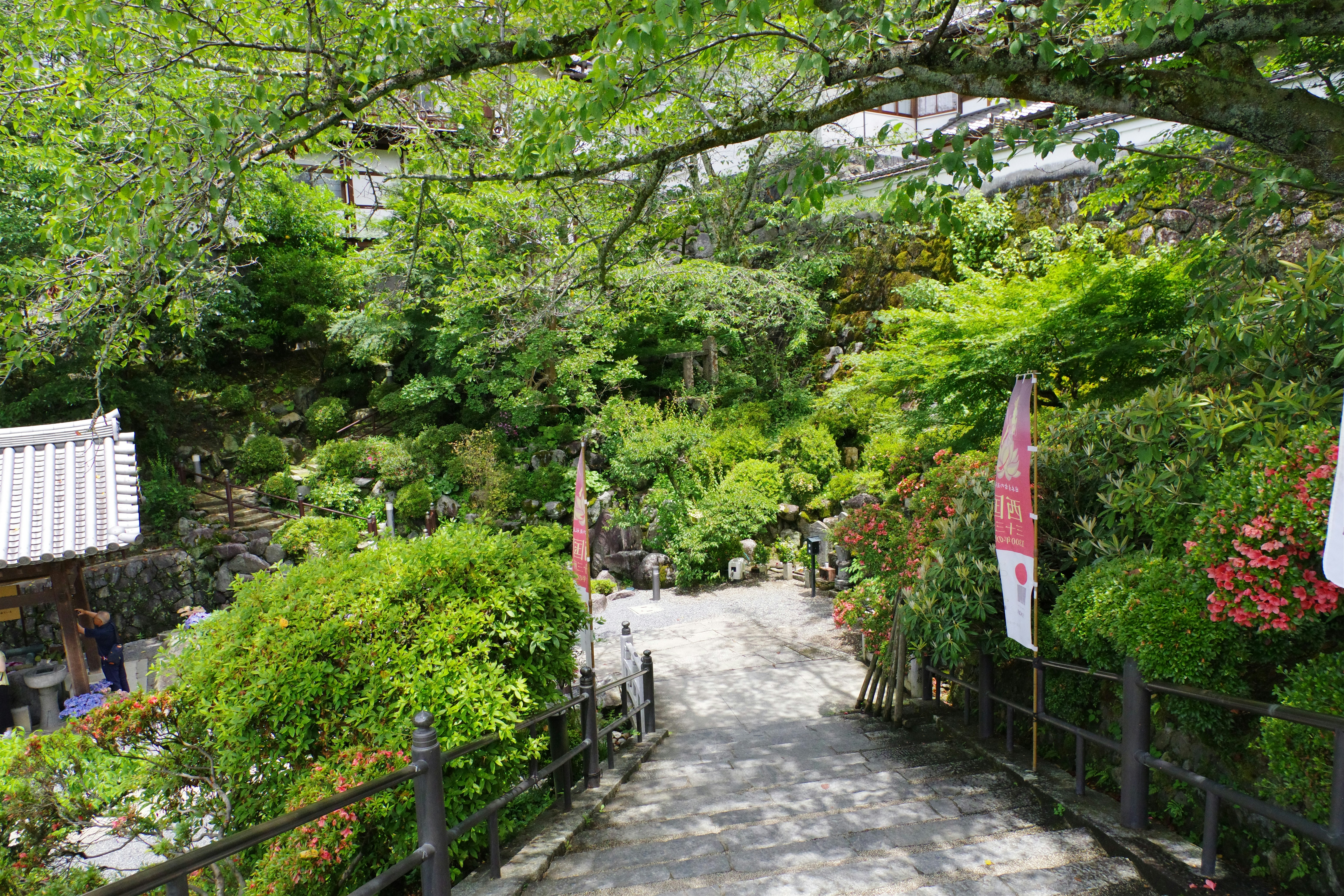 岡寺は、奈良県高市郡明日香村岡にある真言宗豊山派の寺院。山号は東光山。院号は真珠院。本尊は日本最大の塑像である如意輪観世音菩薩。龍蓋寺とも称し、詳しくは東光山真珠院龍蓋寺という。 Oka-dera Temple is a temple of the Bunzan school of the Shingon sect located in Oka, Asuka-mura, Takaichi-gun, Nara Prefecture. The honorific mountain prefix is Tokozan. The name of the temple is Pearl Temple. The principal image is Nyoirin Kanzeon Bosatsu, the largest plastic statue in Japan. It is also called Ryugai-ji Temple, and for details, it is called Tokozan Pearl Temple Ryugai-ji Temple.