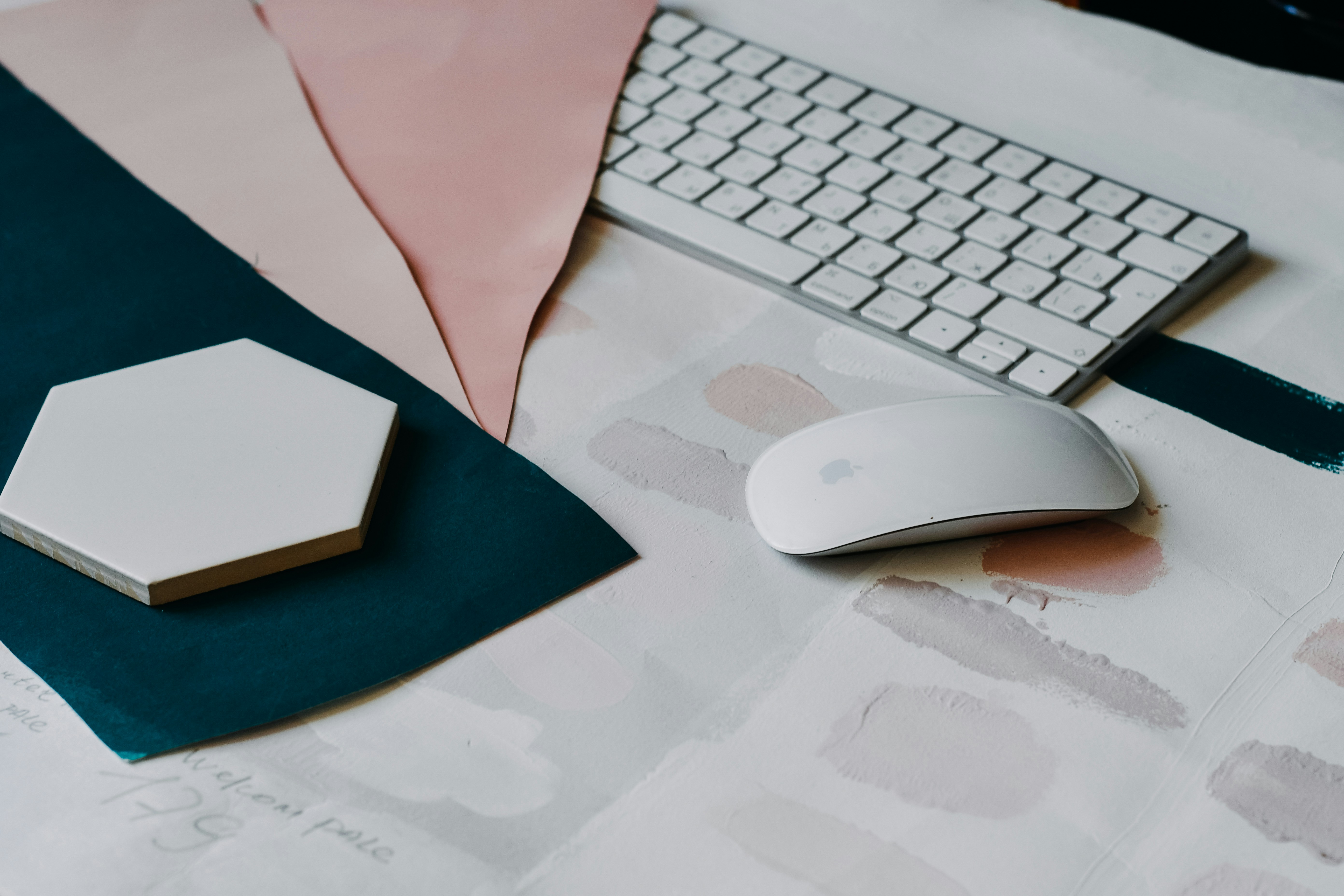A desk with a keyboard, mouse and paper photo – Free Mouse Image on ...